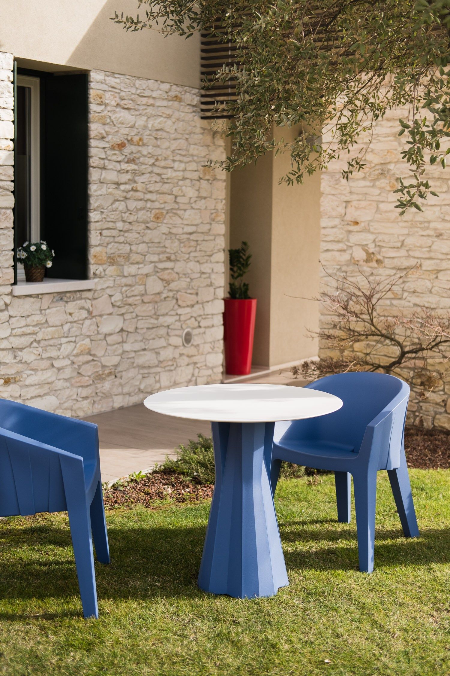 Tisch aus Polyethylen FROZEN DINING TABLE By Plust Design Matteo Ragni ...