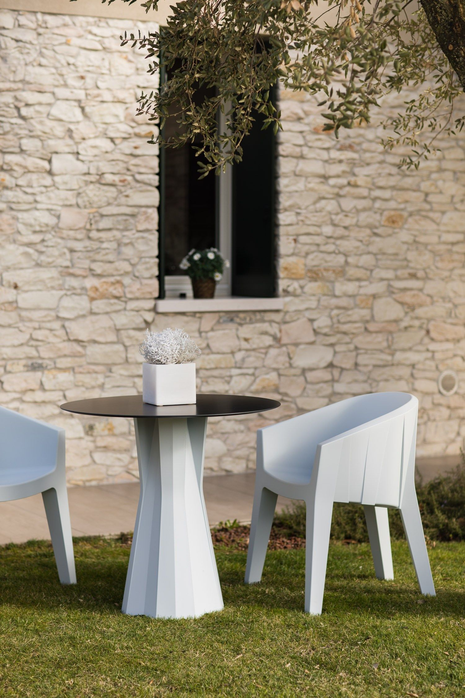 Tisch aus Polyethylen FROZEN DINING TABLE By Plust Design Matteo Ragni ...