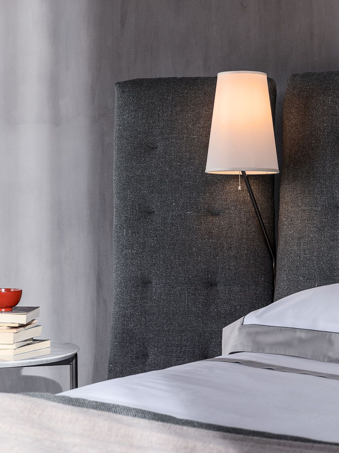 ANGLE PARAVENTO Bed with high headboard By Flou