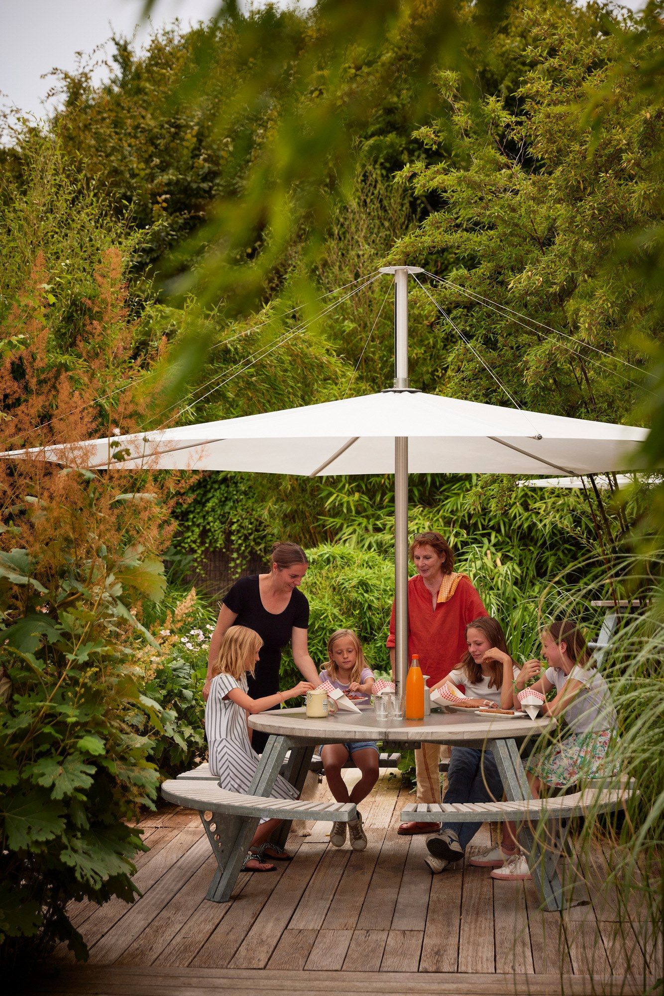 GARGANTUA Picnic table with integrated benches By Extremis | design ...