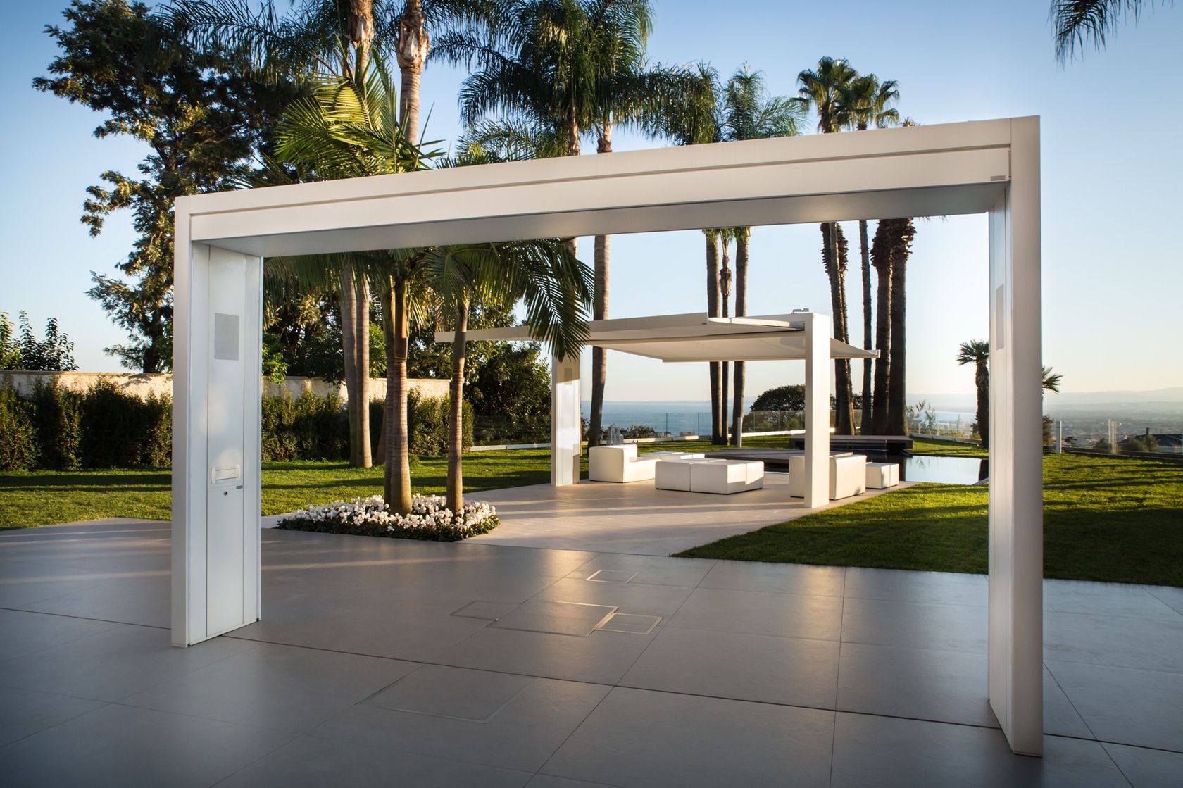 GATE SHADE Motorized freestanding Folding arm awning By UNOSIDER ...