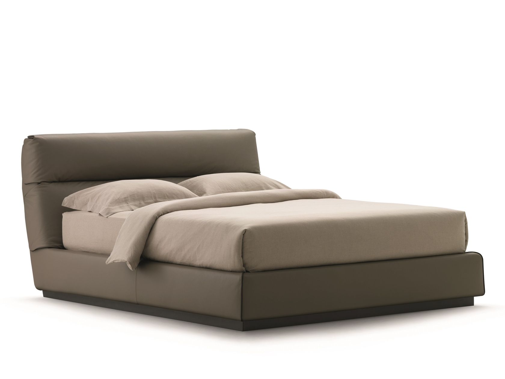 GENTLEMAN Double bed By Flou
