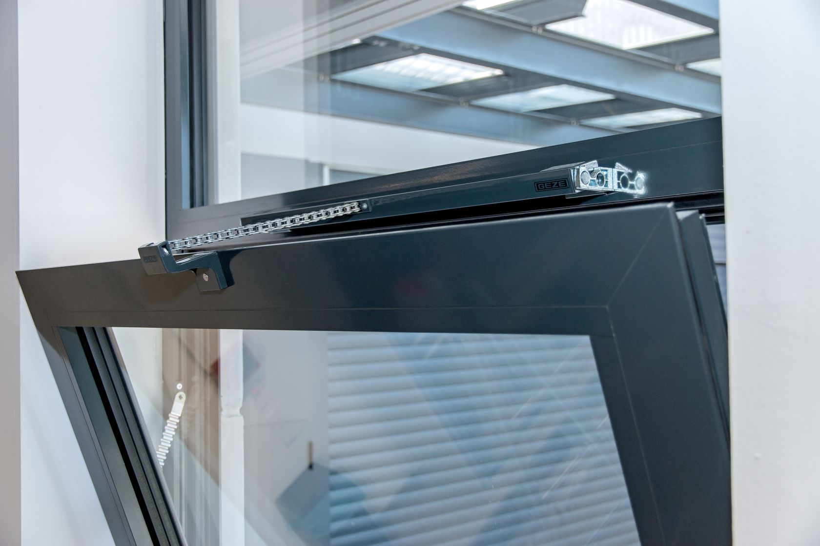 GEZE SLIMCHAIN 230 V Natural ventilation hse By GEZE