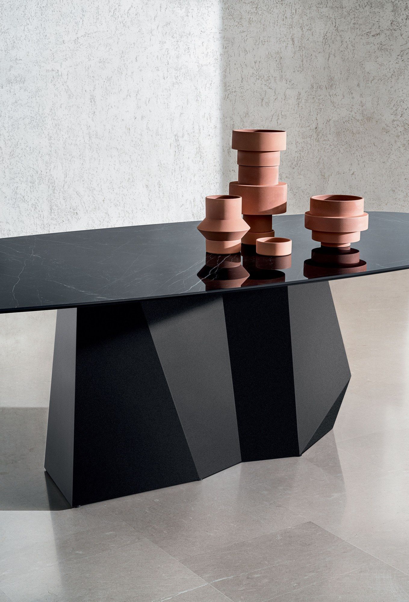 GRANDEOD Table By Sovet italia | design Gianluigi Landoni