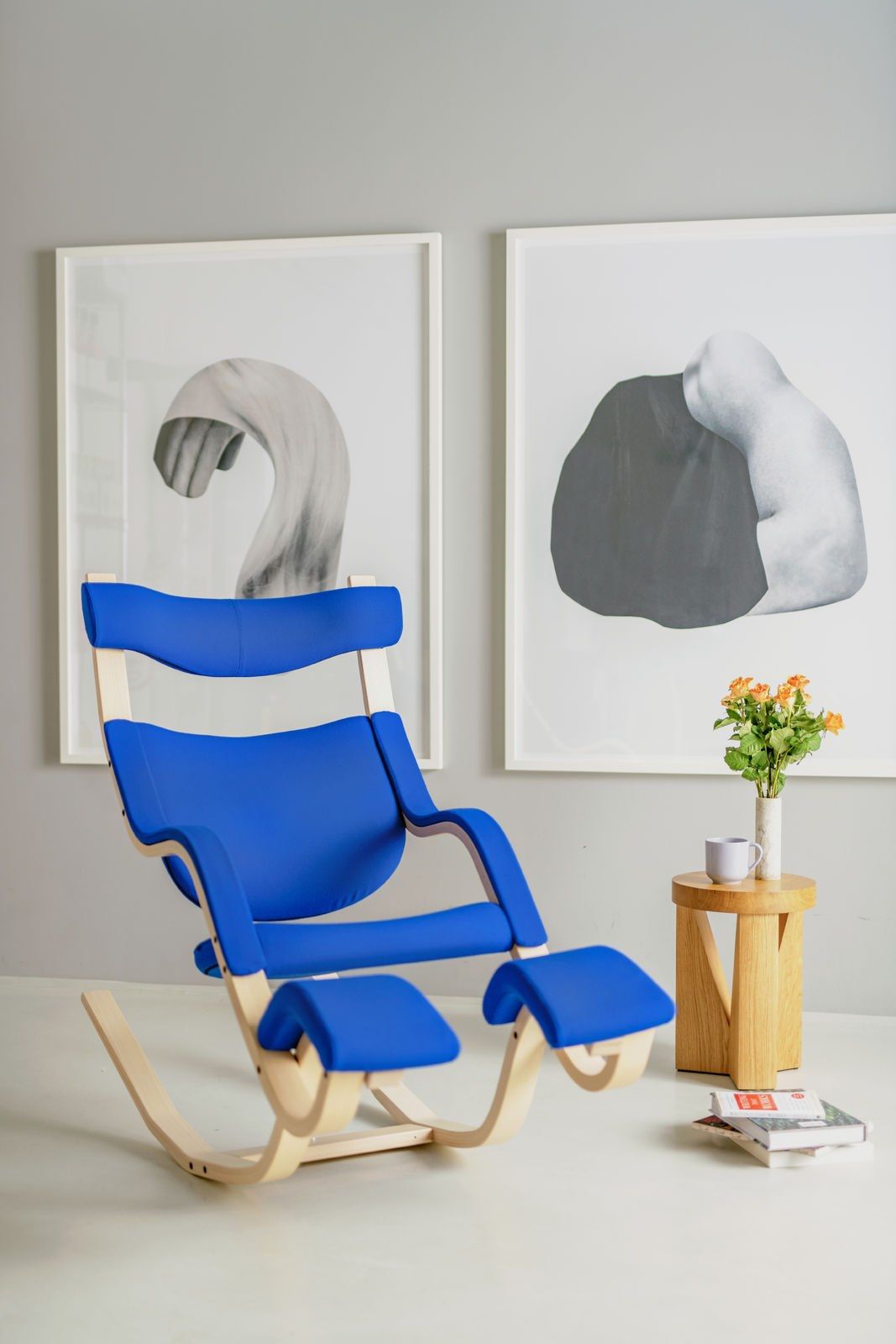 GRAVITY™ balans® Ergonomic armchair with headrest By Varier Furniture