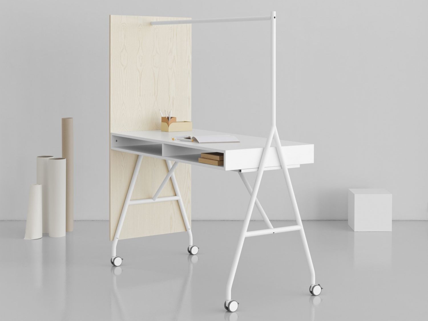 Office desk with casters HANGOUT By Mizetto design ADDI