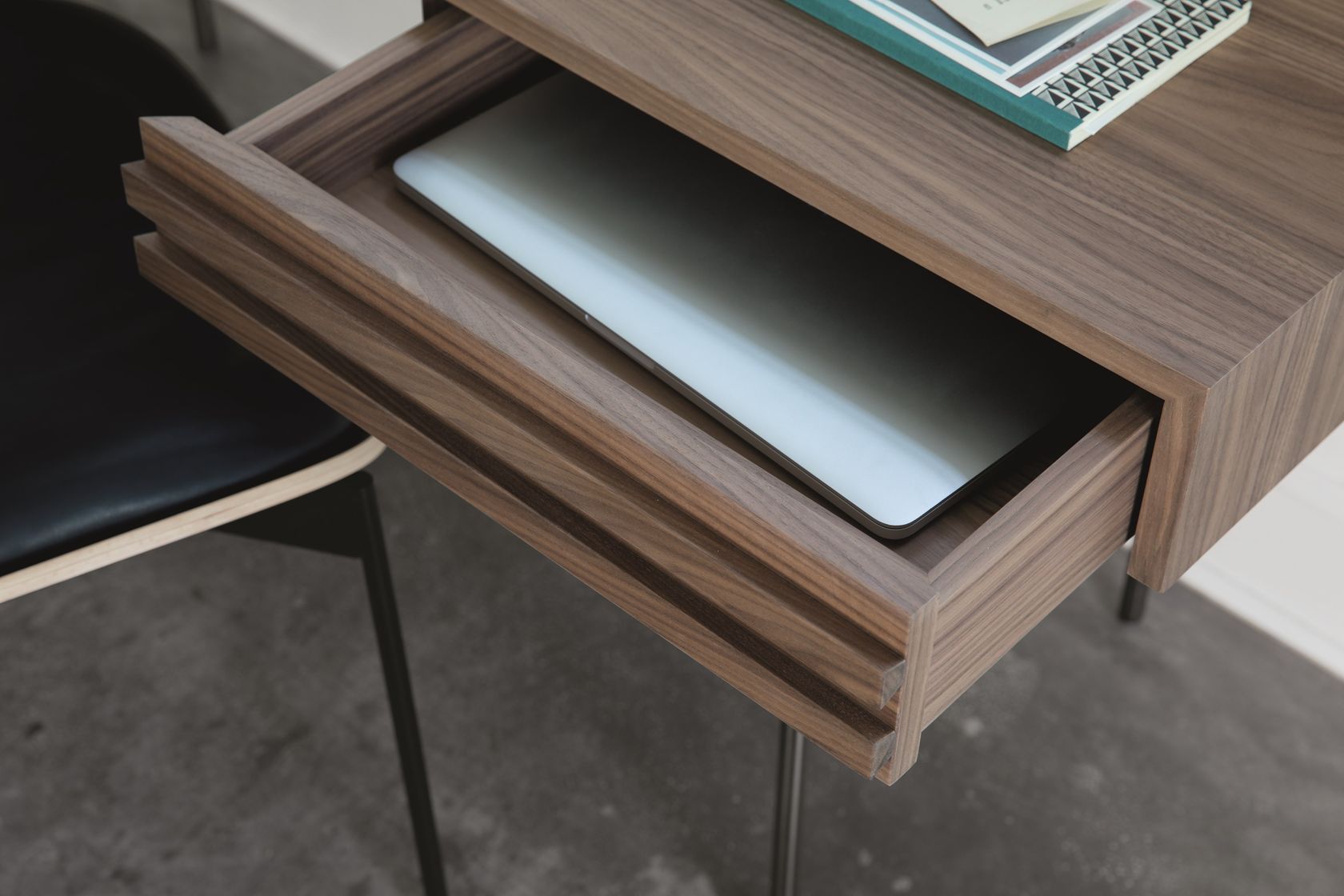 HARRI Secretary desk with drawers By MORE | design Peter Fehrentz