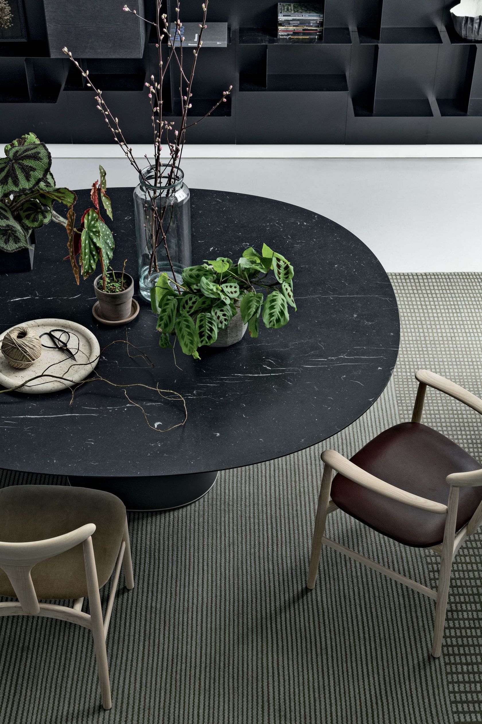 HOLO PILLAR Round marble table By Kristalia | design Kensaku Oshiro