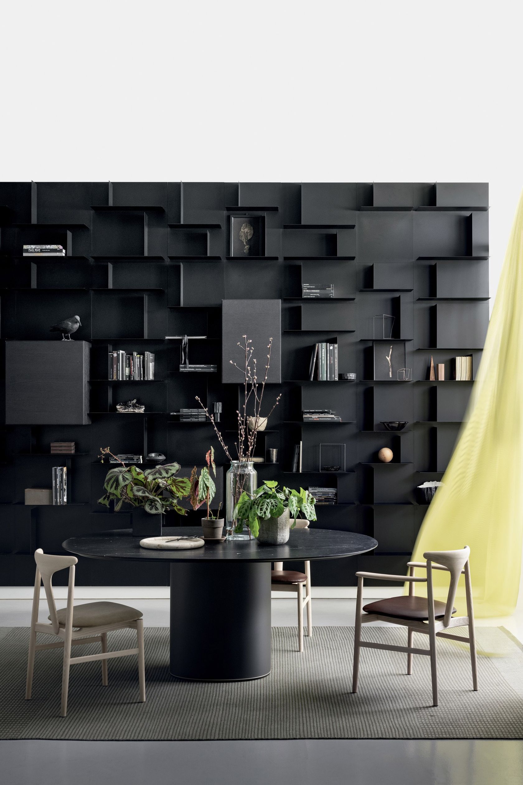 HOLO PILLAR Round marble table By Kristalia | design Kensaku Oshiro