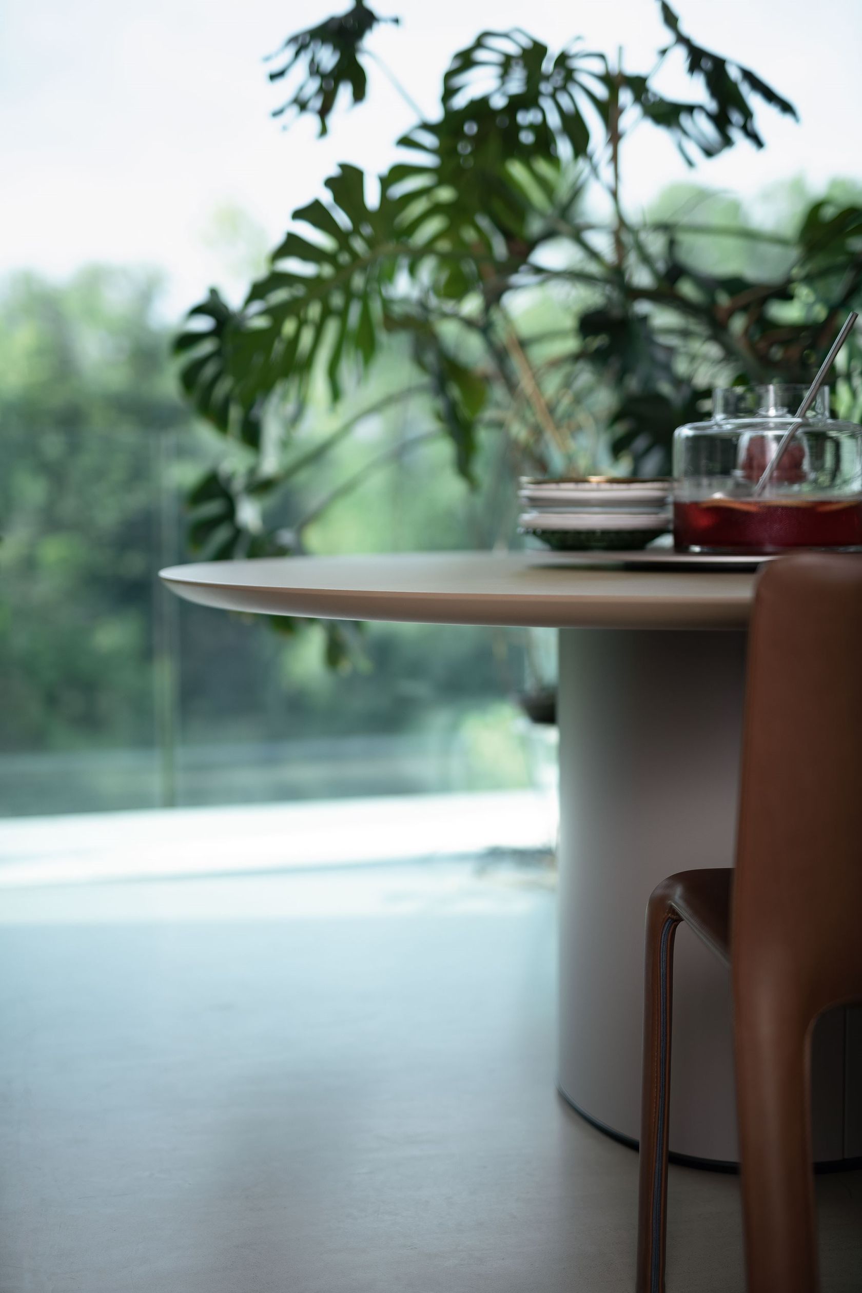 HOLO PILLAR Round dining table By Kristalia | design Kensaku Oshiro