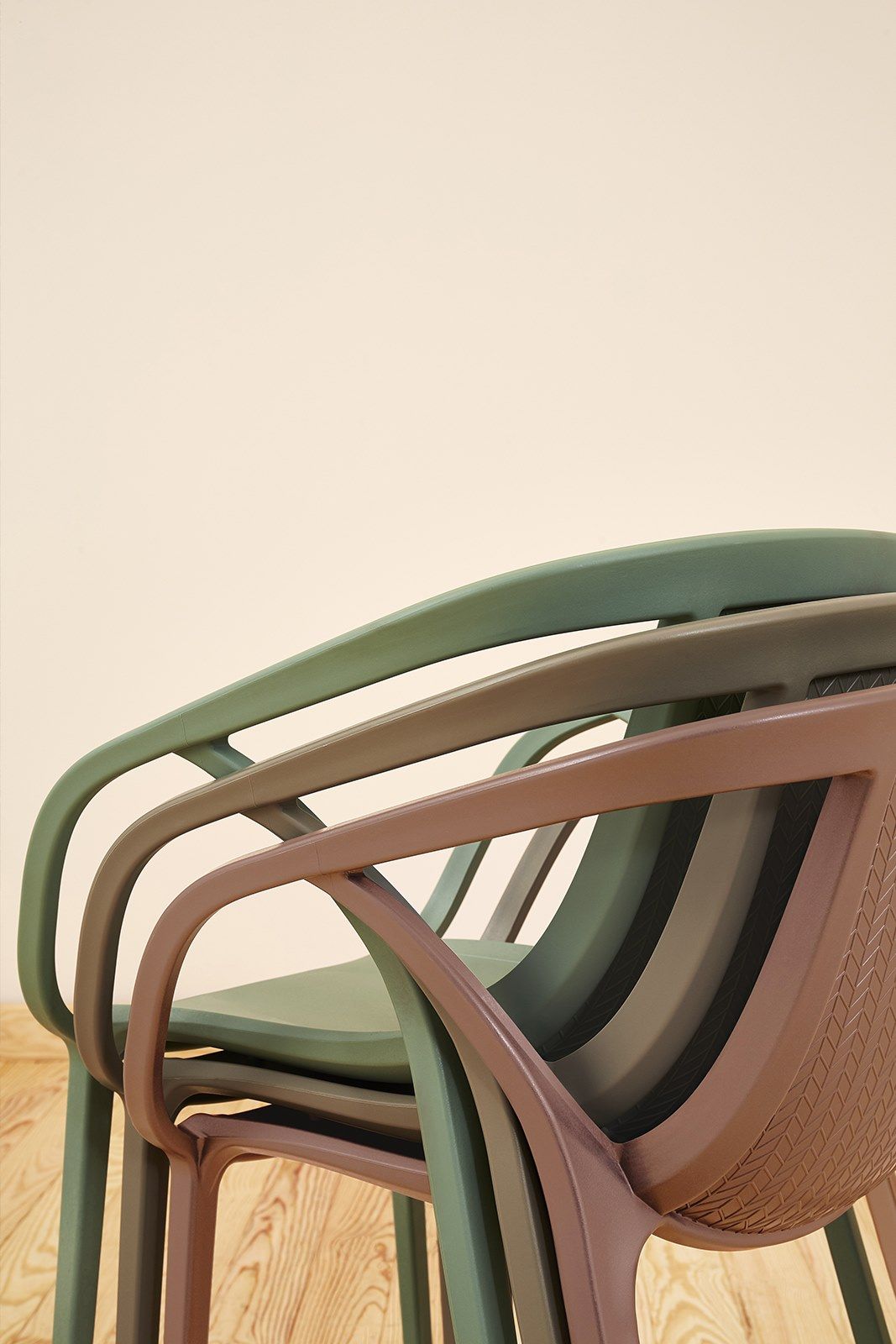 HOP Stackable polypropylene garden chair with armrests By Ezpeleta