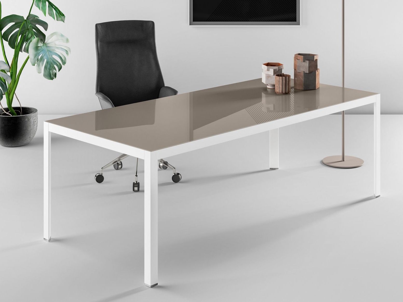 HYPE Lacquered glass office desk By About Office