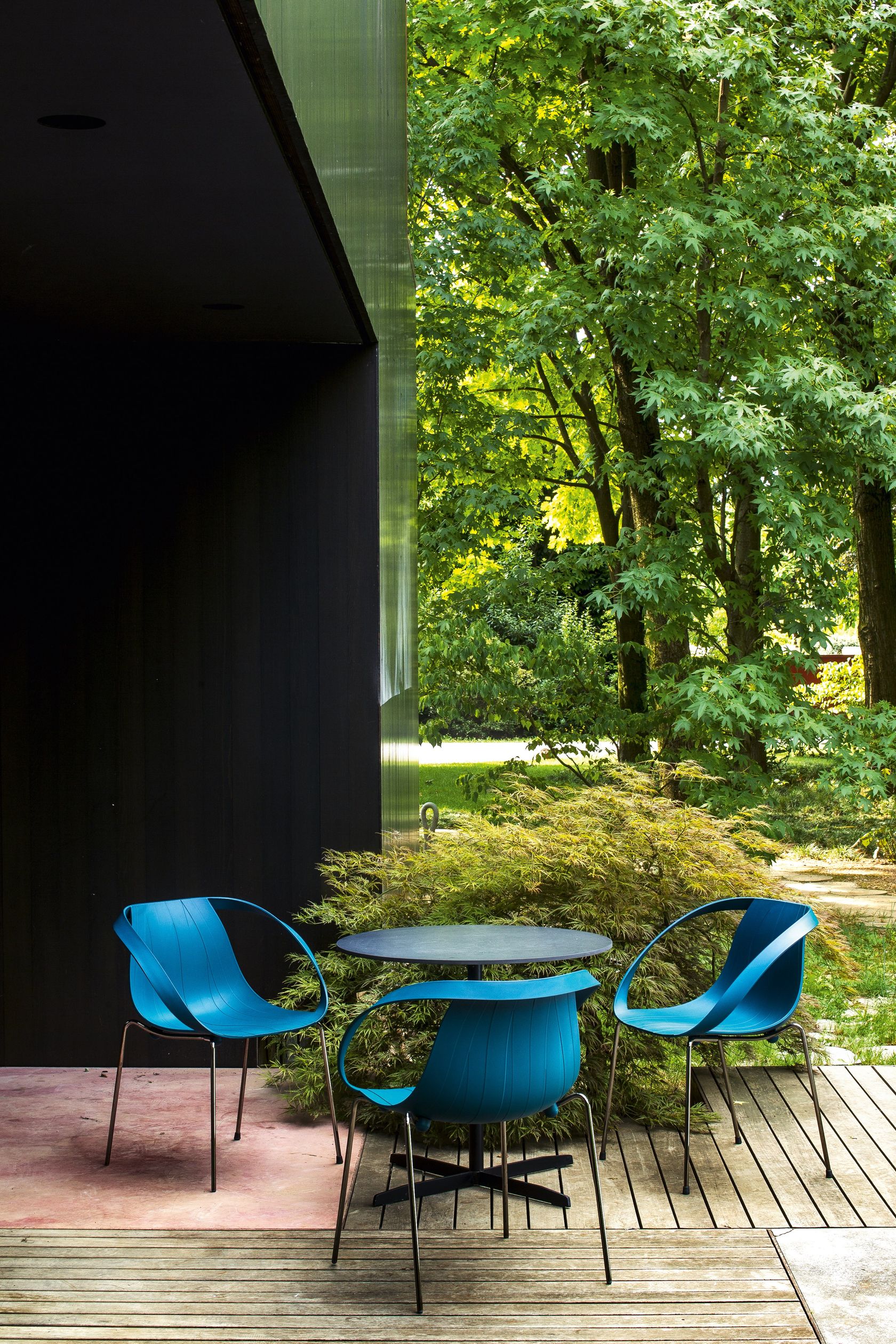 IMPOSSIBLE WOOD | Chair with armrests By Moroso design Doshi Levien
