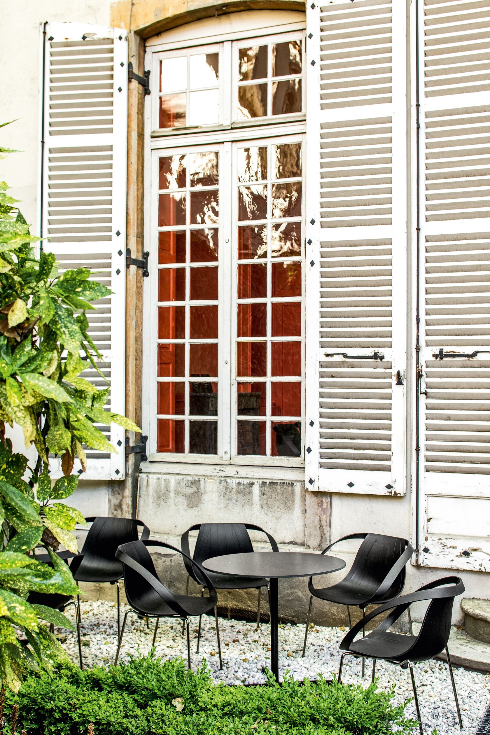 IMPOSSIBLE WOOD | Chair with armrests By Moroso design Doshi Levien