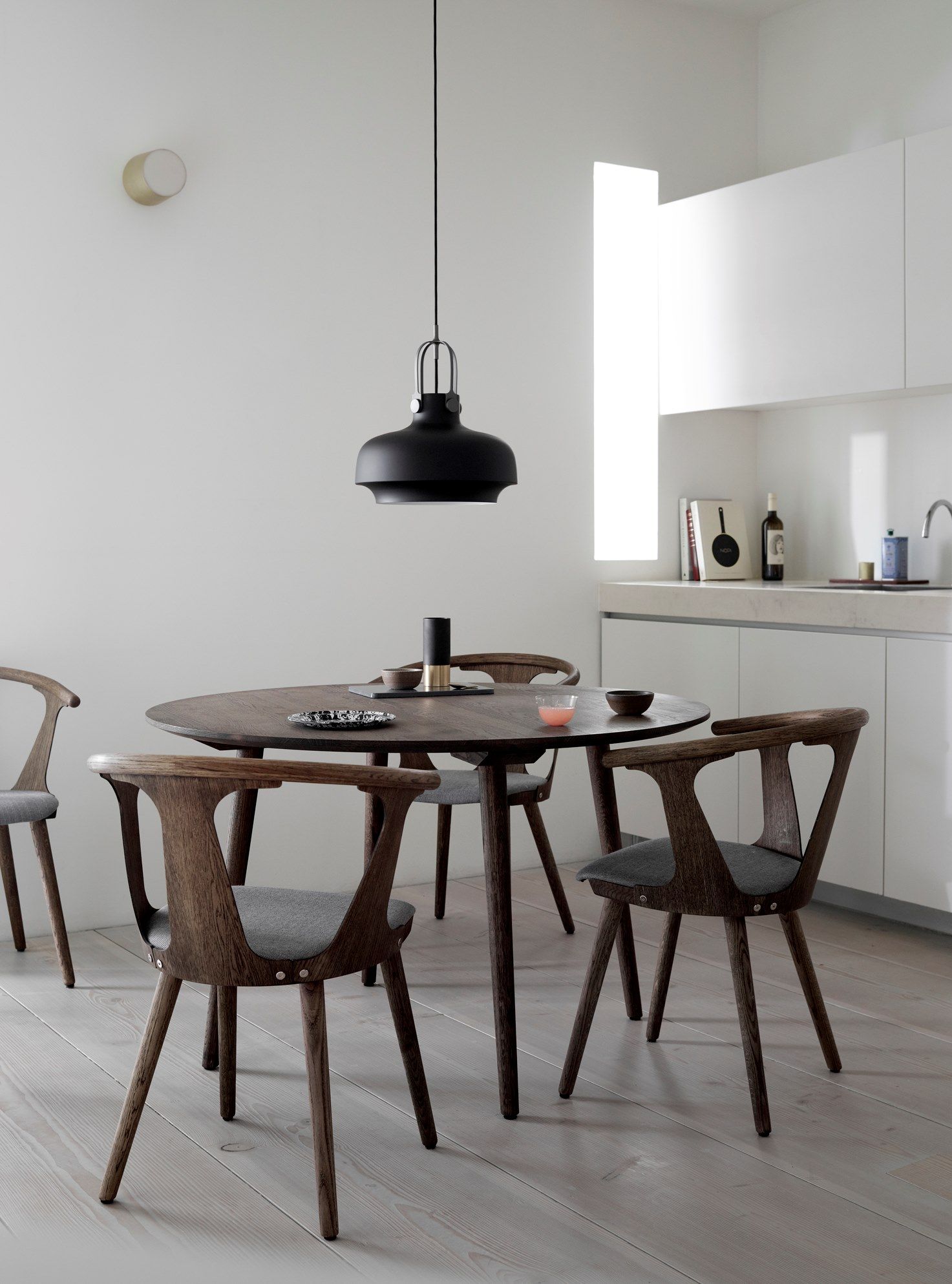 Round solid wood table IN BETWEEN SK4 By &TRADITION design Sami Kallio