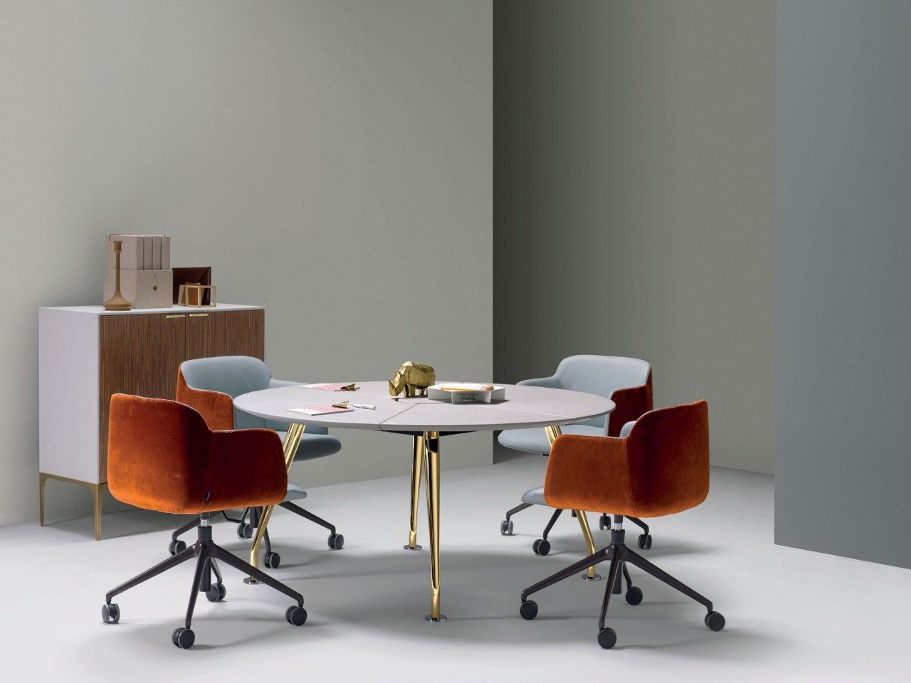 INFINITY Round leather meeting table By Quinti Sedute