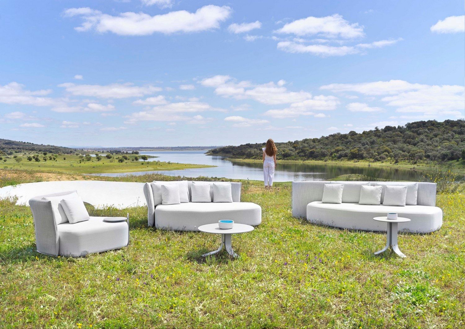 ISLA Round garden side table By GANDIABLASCO | design Sebastian Herkner