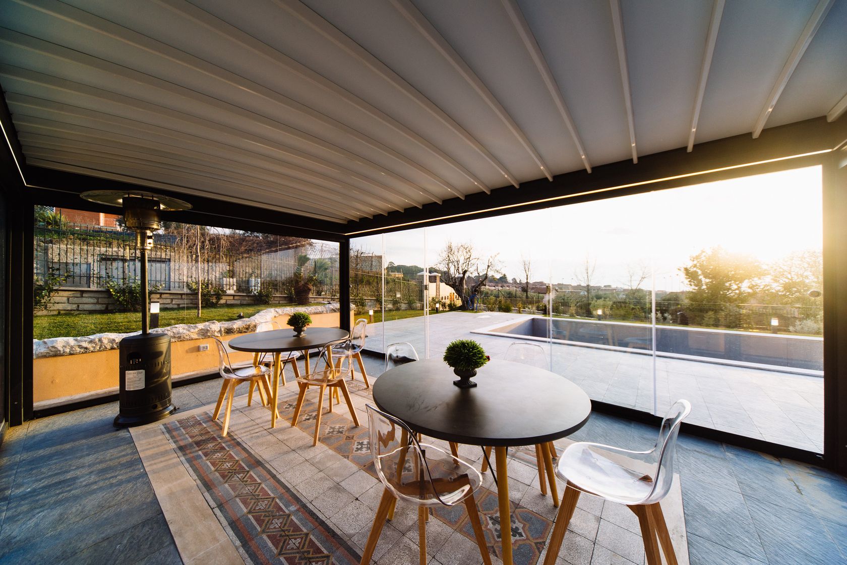 ISOLA 2 Freestanding aluminium pergola with sliding cover By KE Outdoor ...