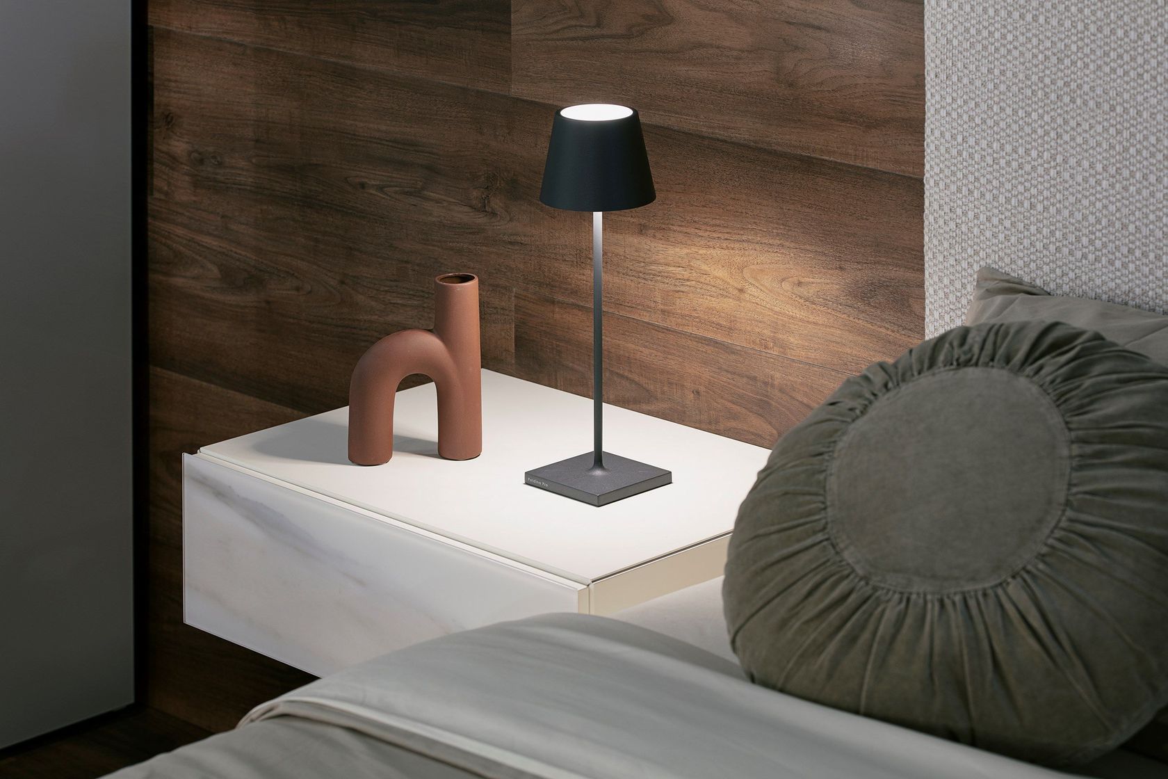 ZAFFERANO - POLDINA PRO BLACK Rechargeable aluminium table lamp By In Stock