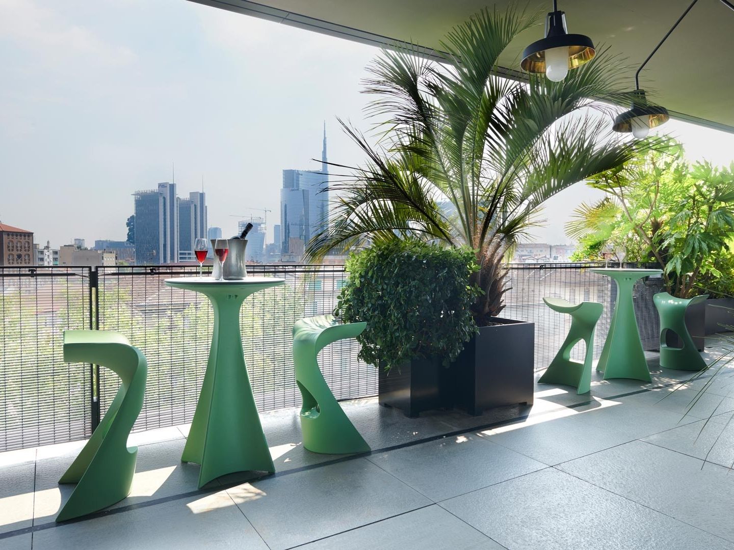 JET Polyethylene high table By SLIDE | design Karim Rashid