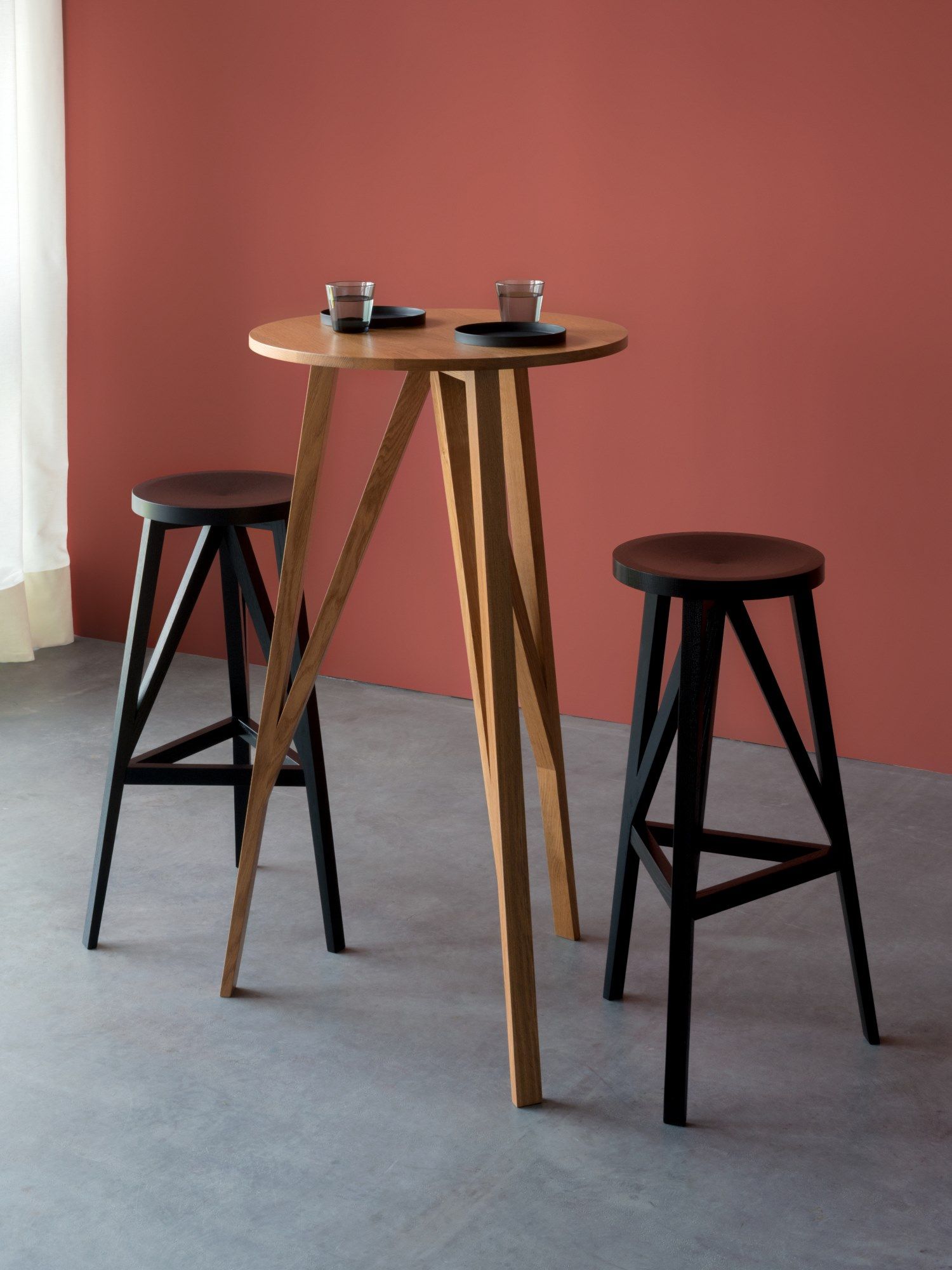 JL7 FABER Tavolo alto rotondo in legno By LOEHR | design Julian Löhr