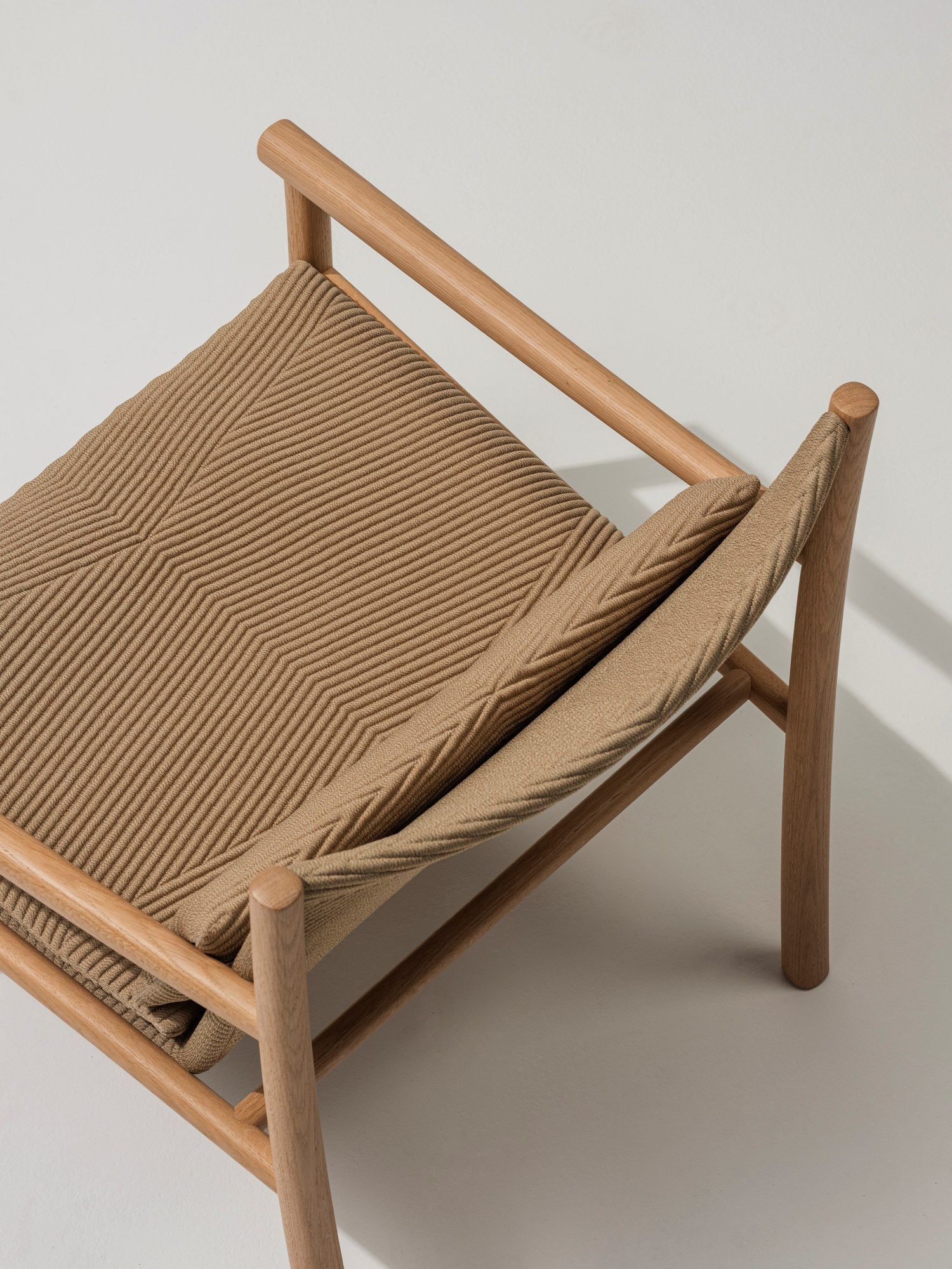 KATA Armchair with armrests By Arper