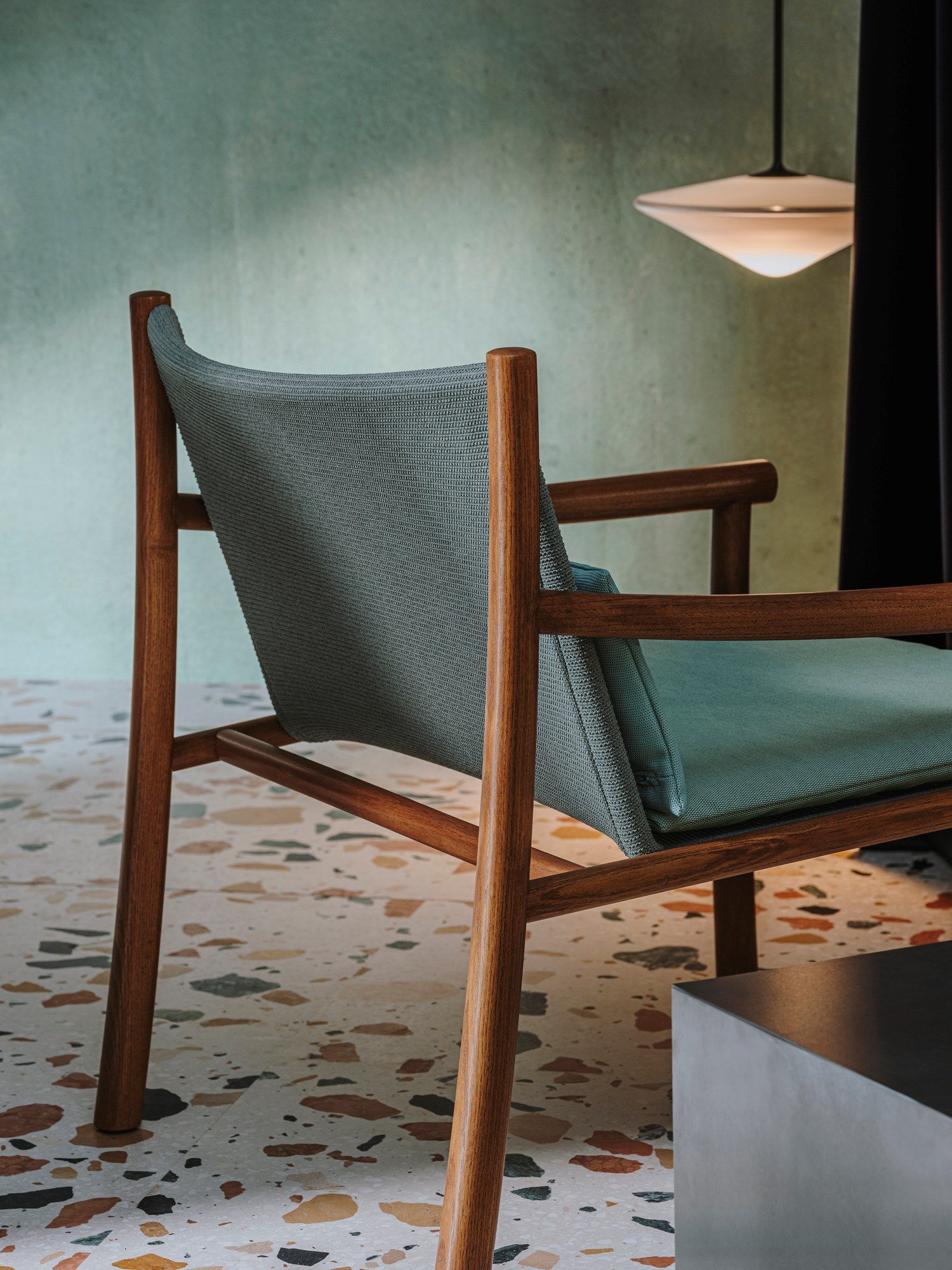 KATA Armchair with armrests By Arper