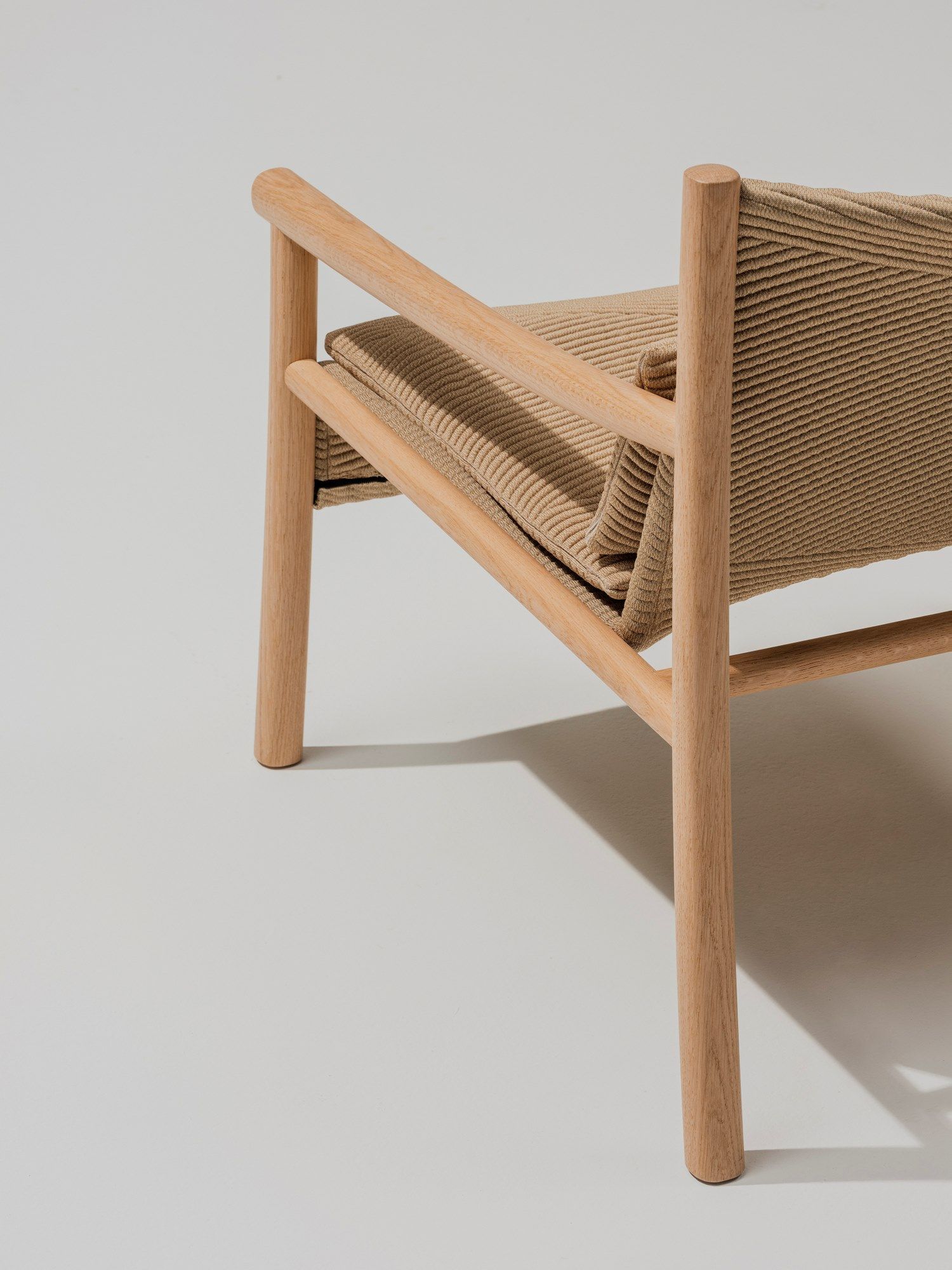 KATA Armchair with armrests By Arper