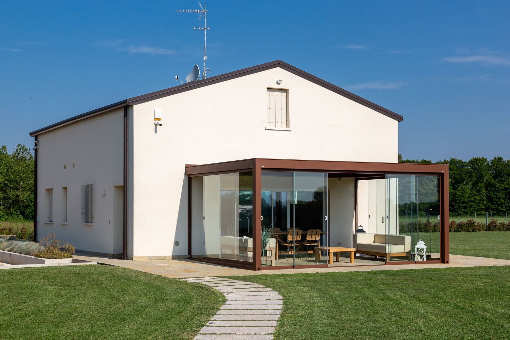 KEDRY PRIME Aluminium pergola with adjustable louvers By KE Outdoor Design