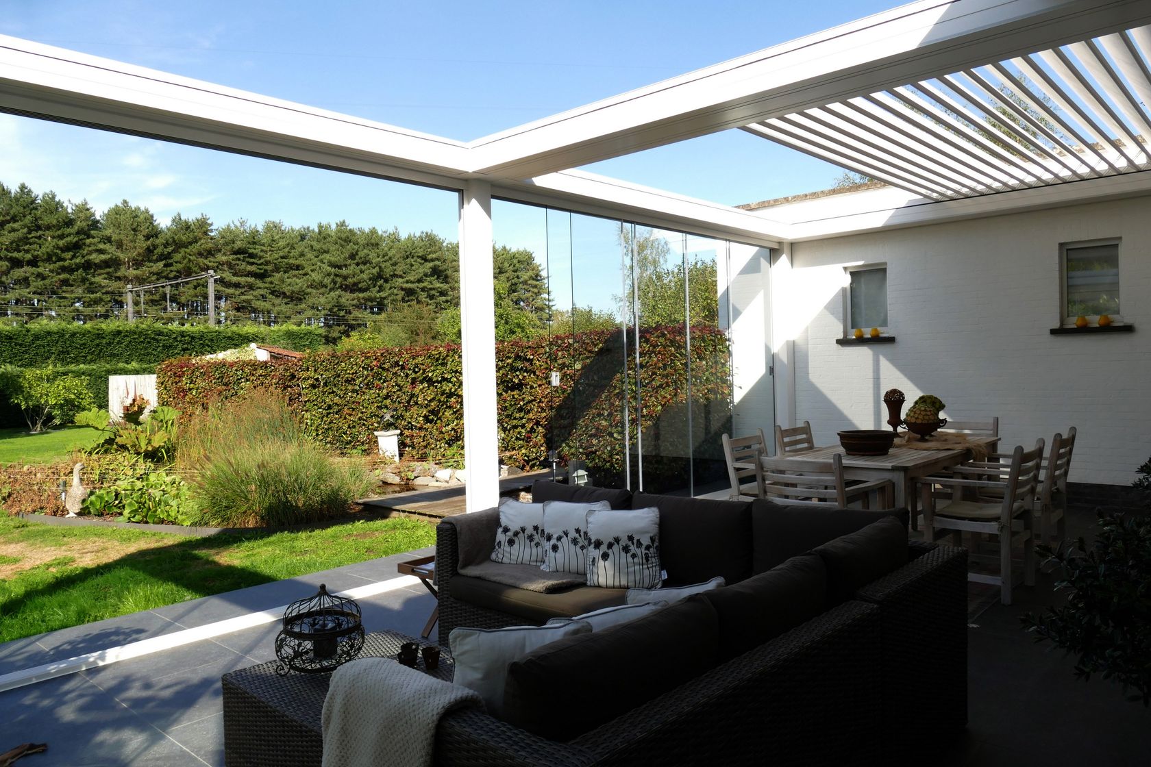 KEDRY SKYLIFE Wall-mounted aluminium pergola with folding louvers By KE ...
