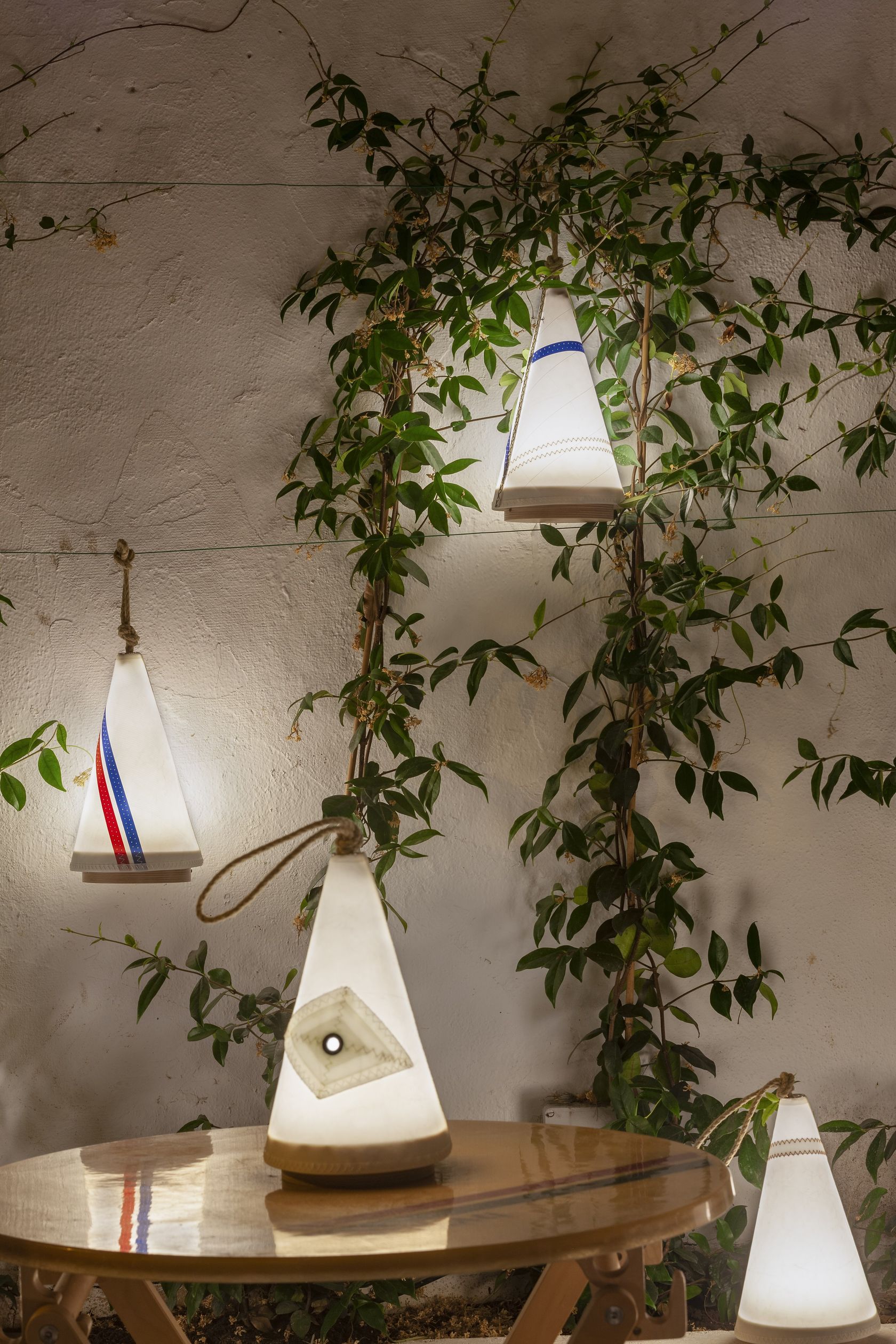 Indirect light cordless recycled material table lamp KNOT By DVELAS