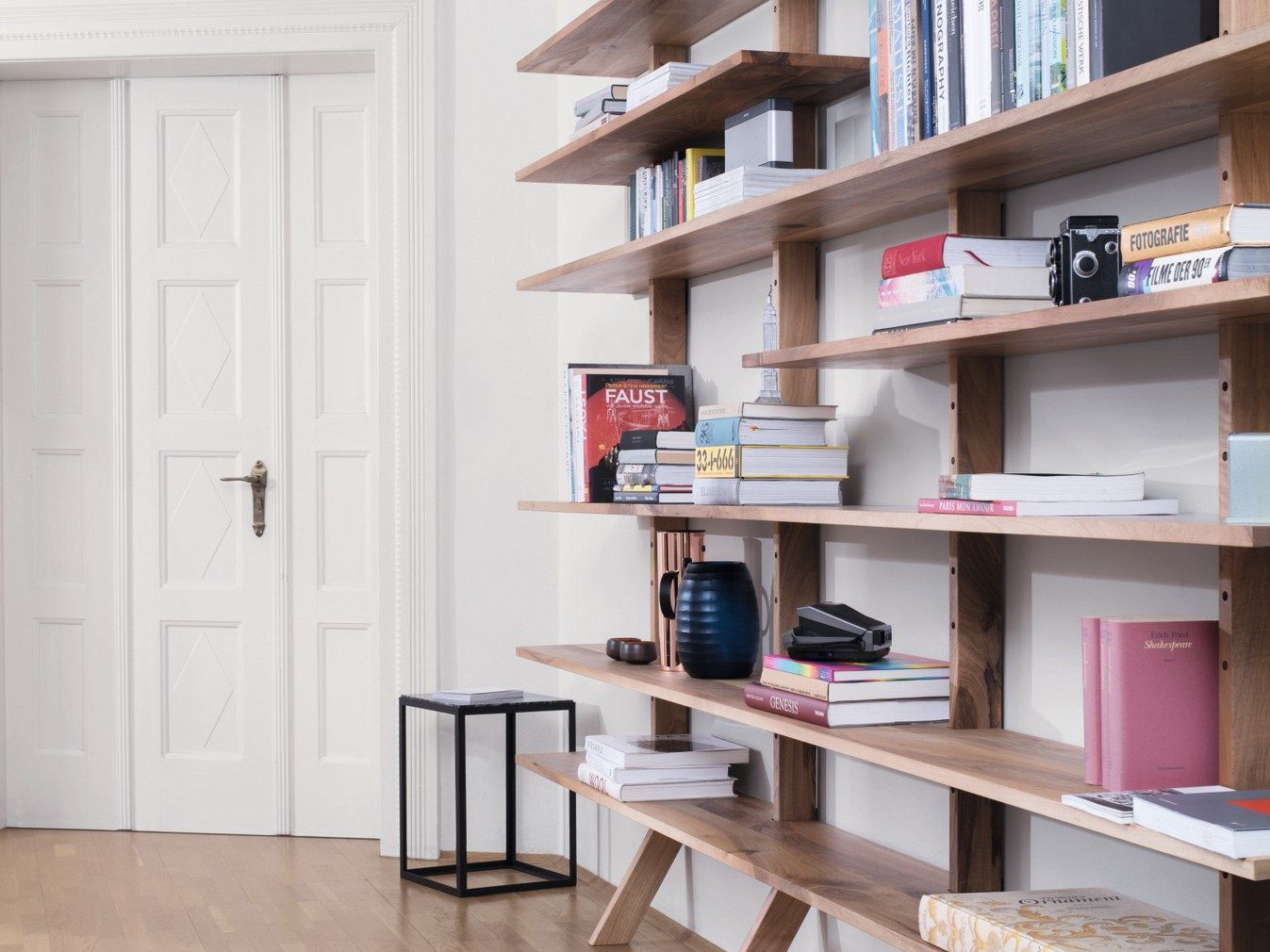 Open wall-mounted wooden shelving unit KS01 By JANUA