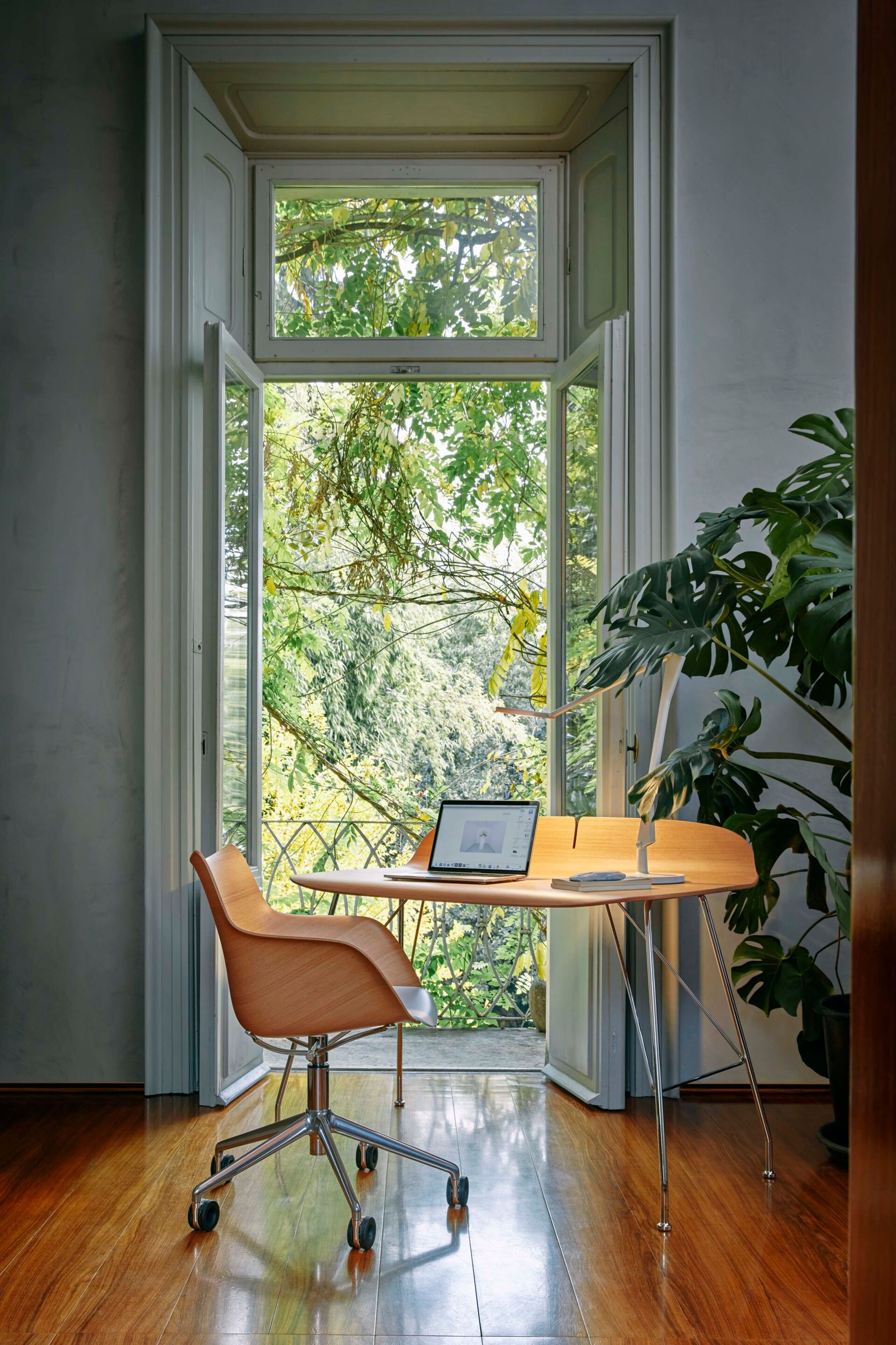 Q/WOOD SOFT Height-adjustable wood veneer chair with integrated cushion ...