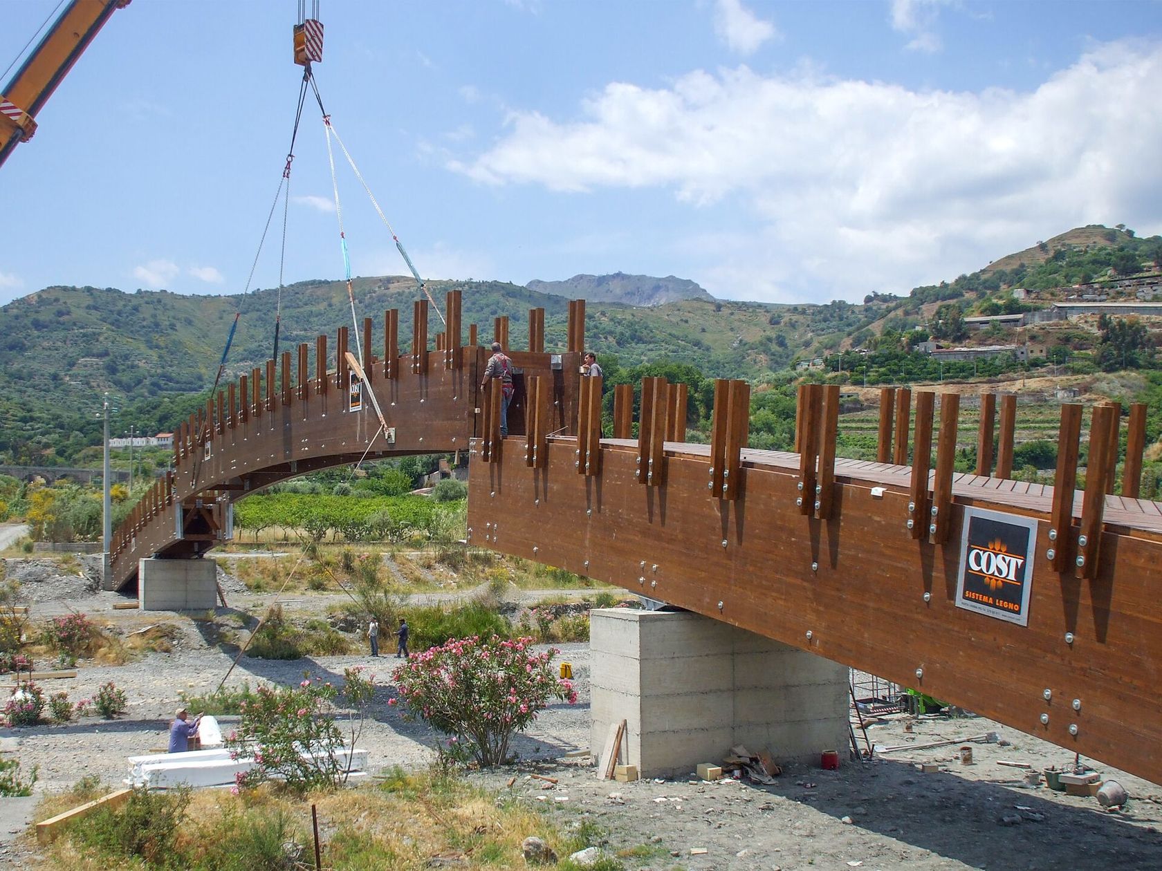 Wooden Bridges and Walkways Puente y pasarela peatonal By L.A. COST