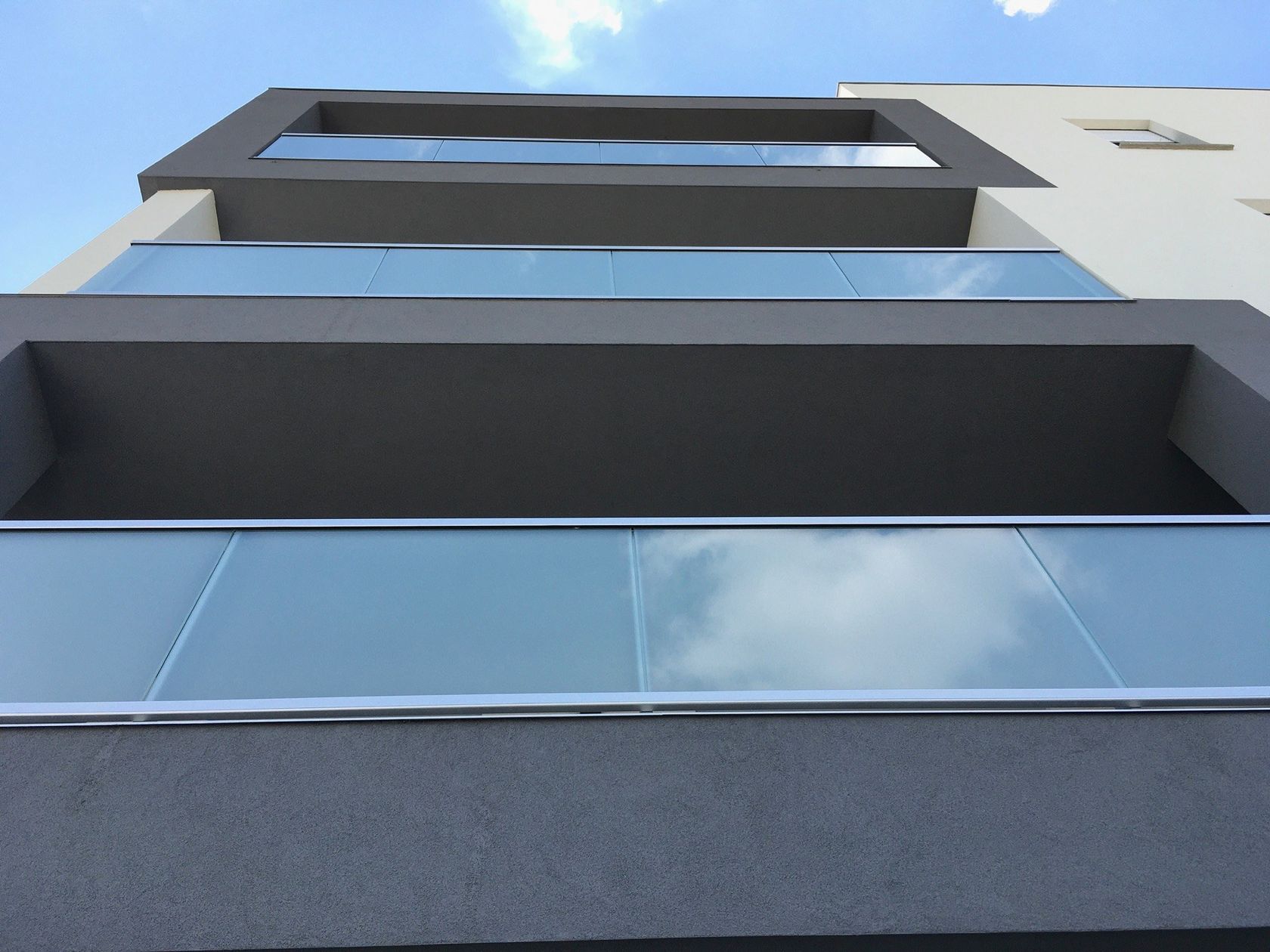 Balaustra in alluminio e vetro per finestre e balconi LA PESCHIERA ...