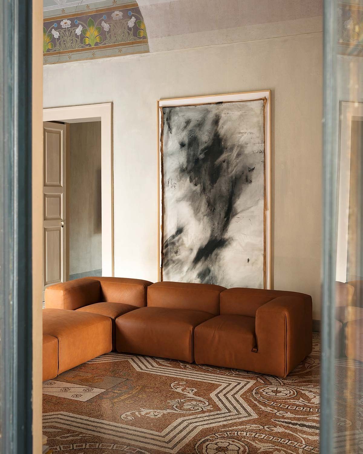 LE MURA Modular leather sofa By Tacchini | design Mario Bellini