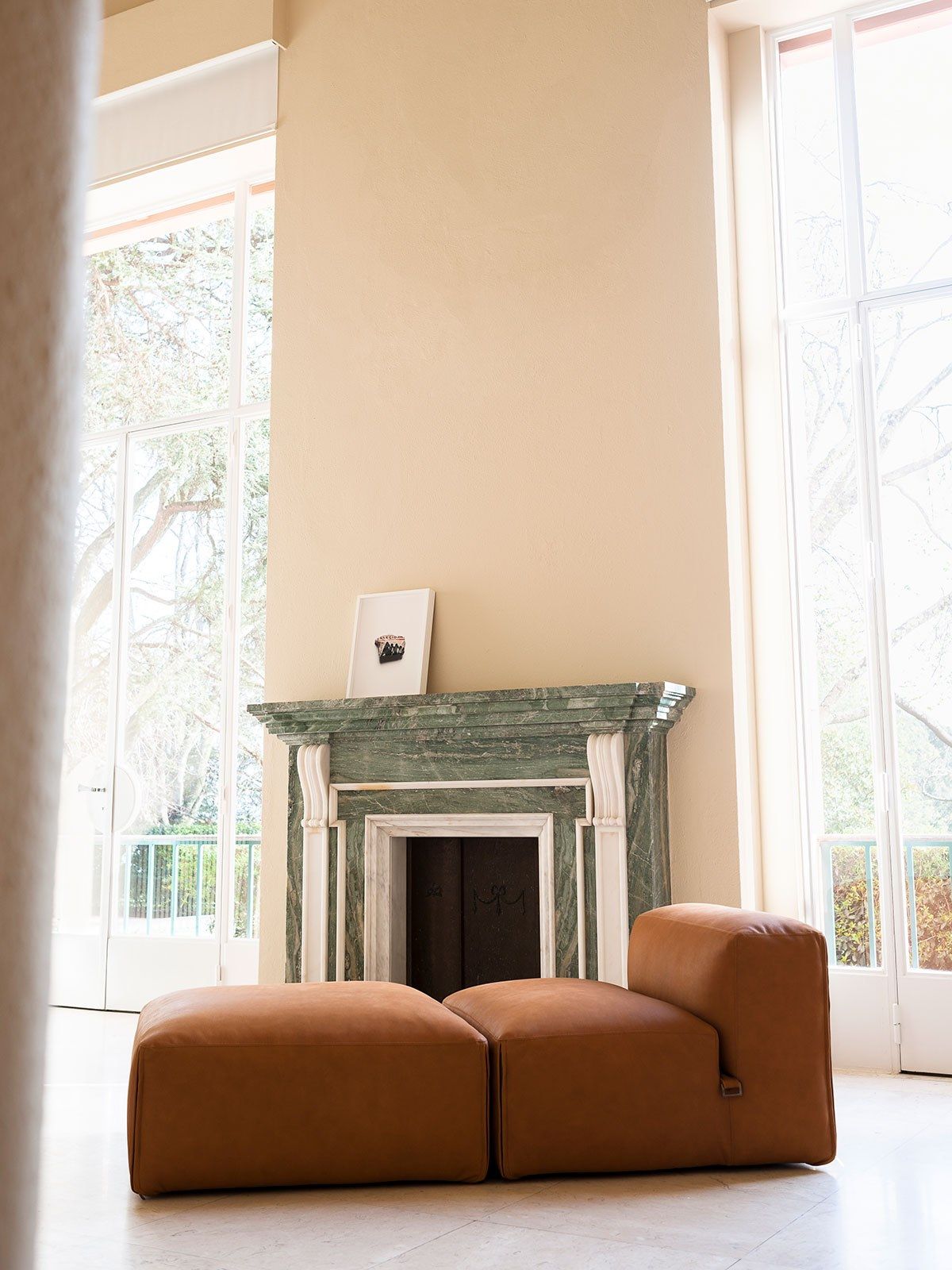 LE MURA Modular leather sofa By Tacchini | design Mario Bellini