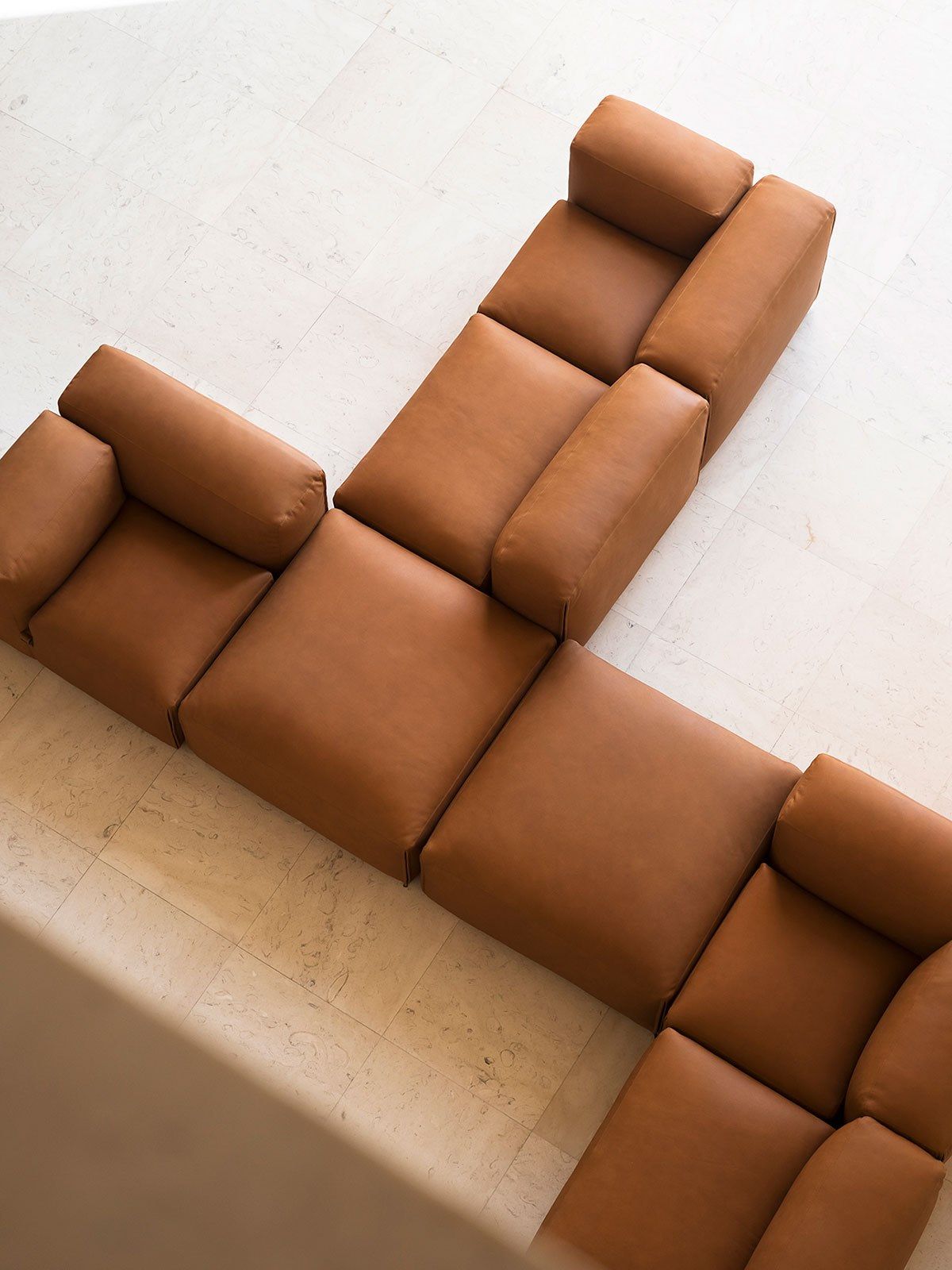 LE MURA Modular leather sofa By Tacchini | design Mario Bellini