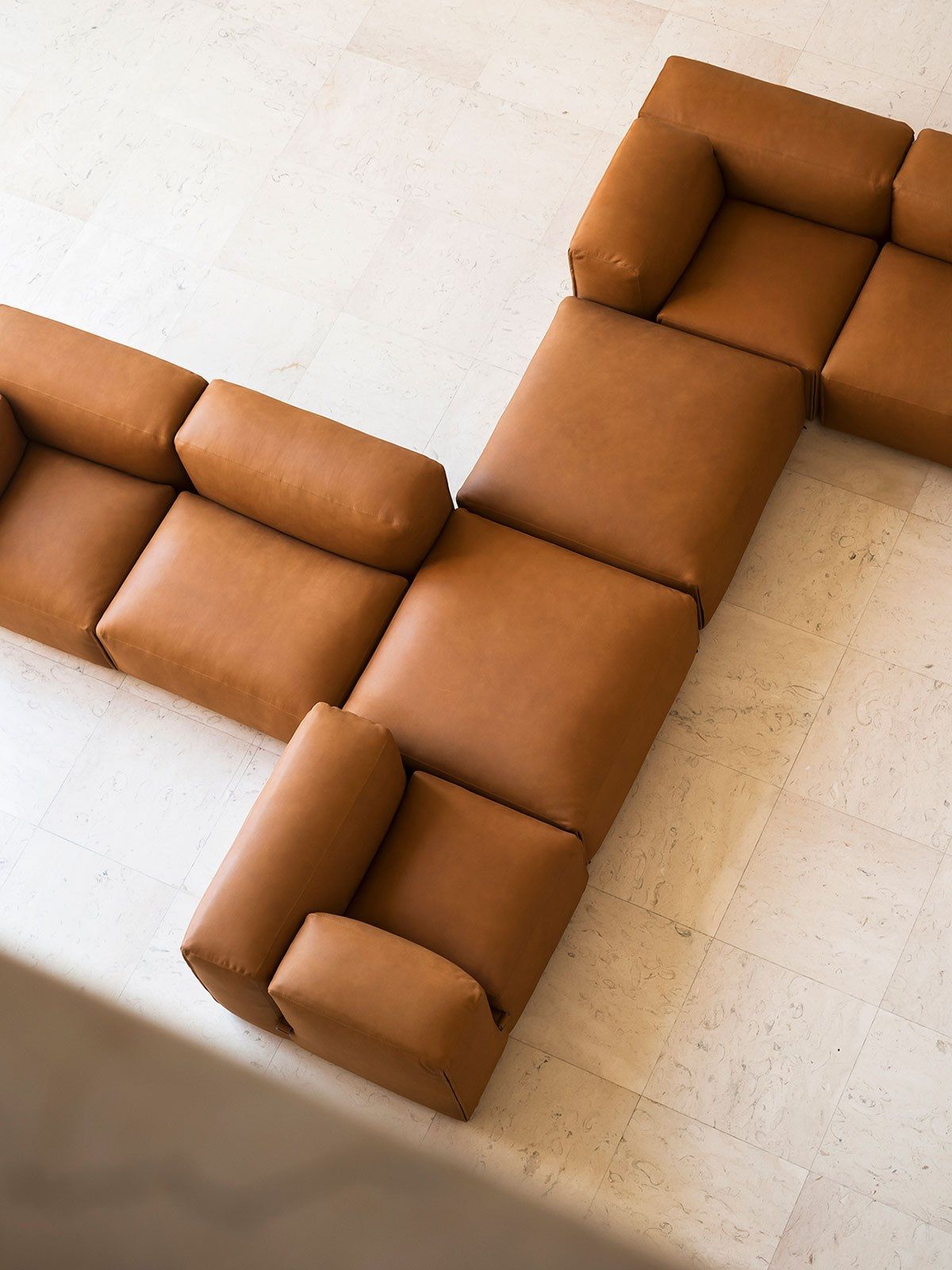 LE MURA Modular leather sofa By Tacchini | design Mario Bellini
