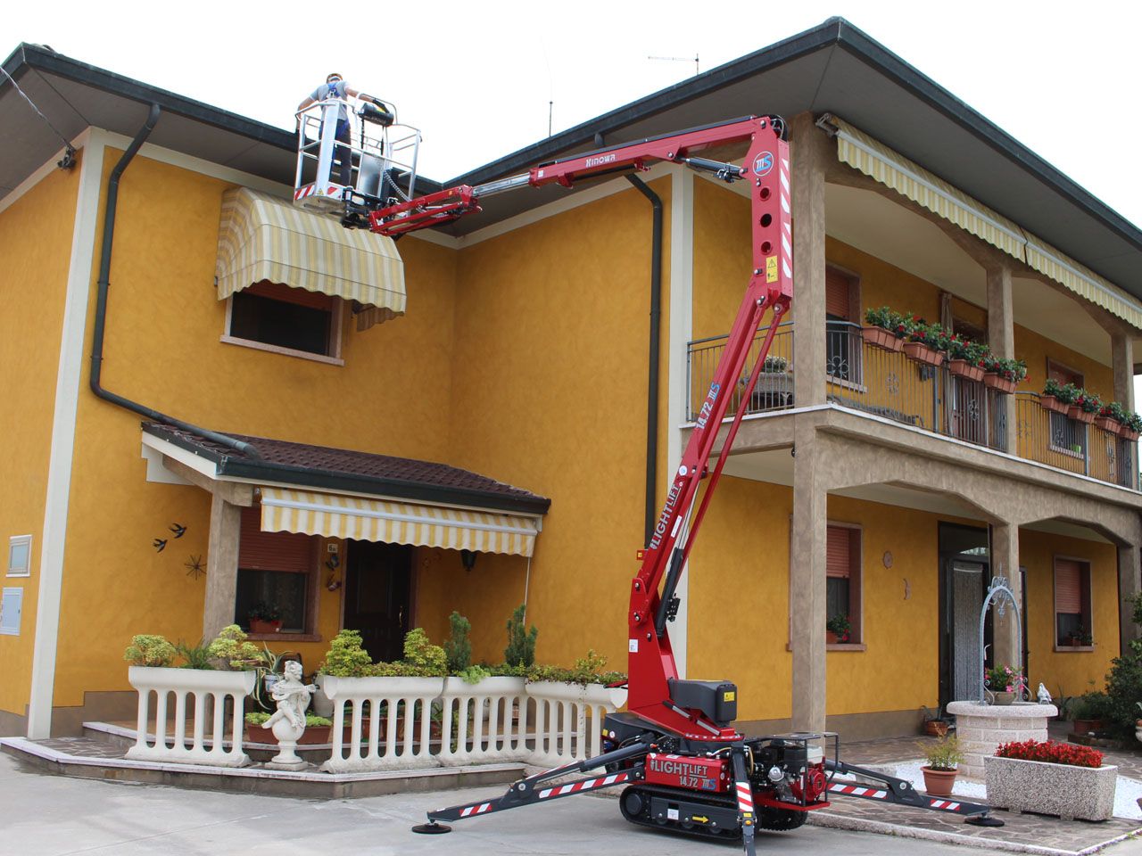 LIGHTLIFT 14.72 IIIS Overhead platform By Hinowa