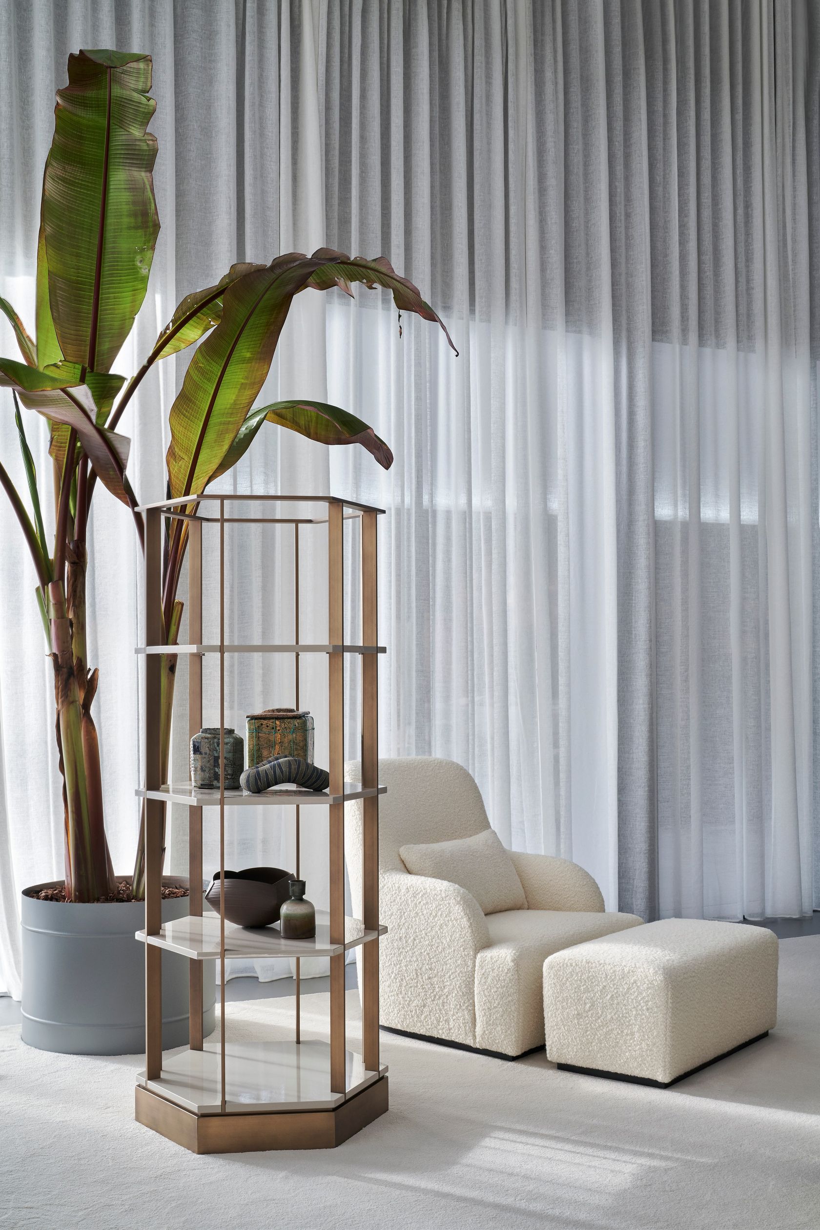 Poltrona bergere imbottita in tessuto LIU SKIN - Meridiani