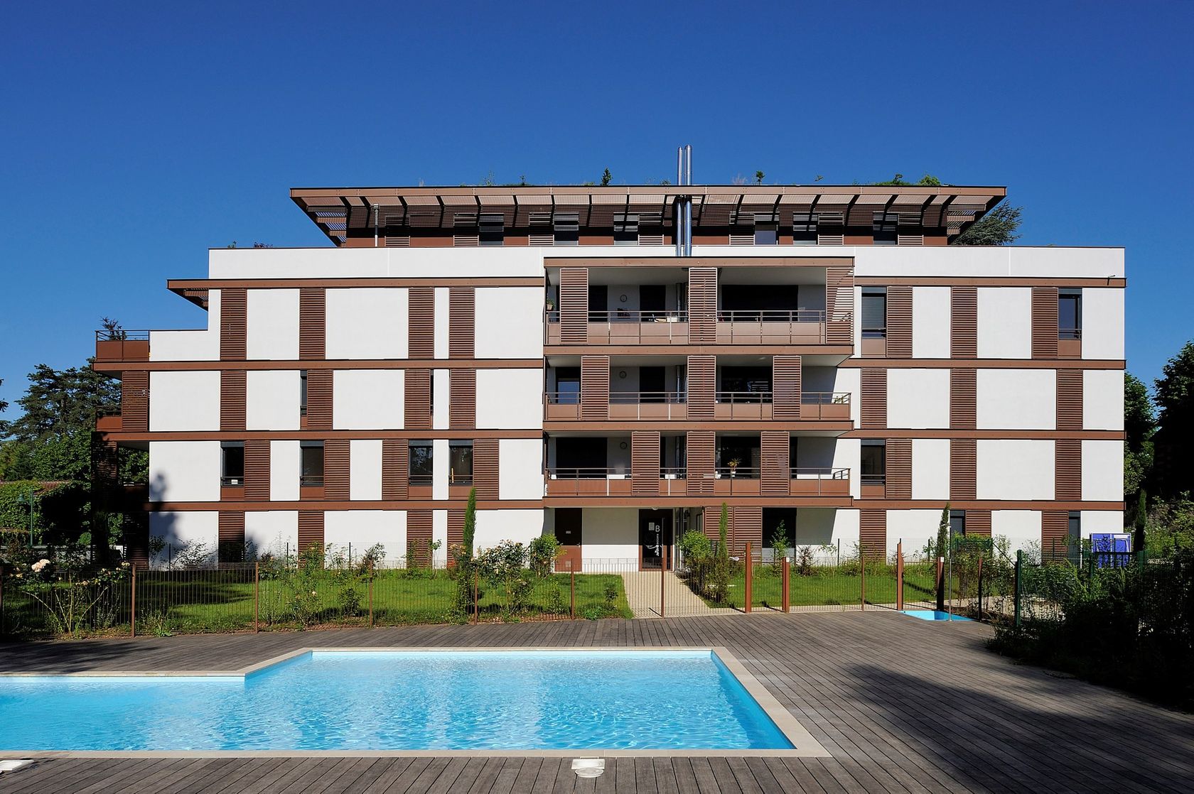 LOGGIA Adjustable sliding wooden solar shading By RENSON