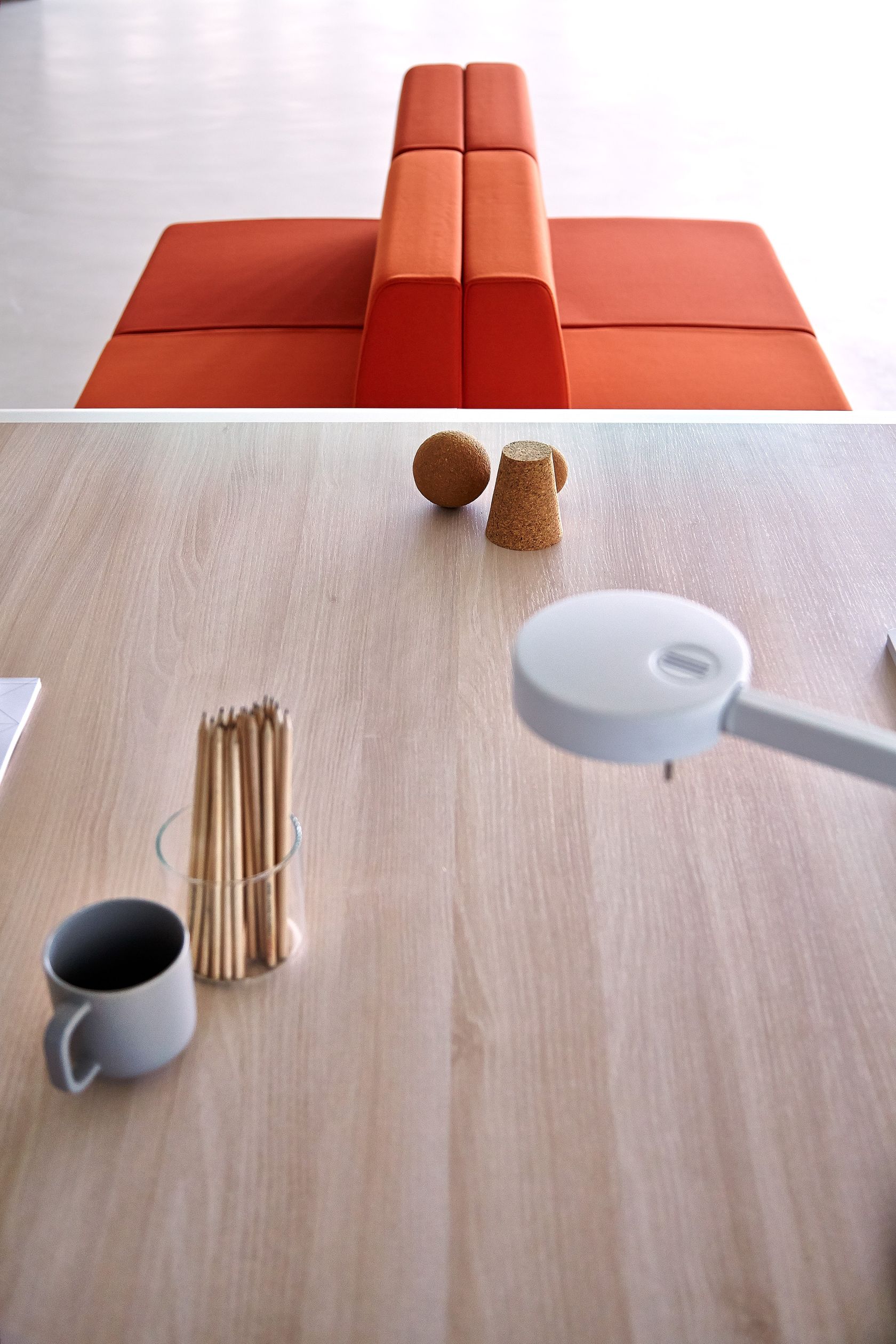 LONGO Meeting table / bench seating By ACTIU | design Ramos&Bassols