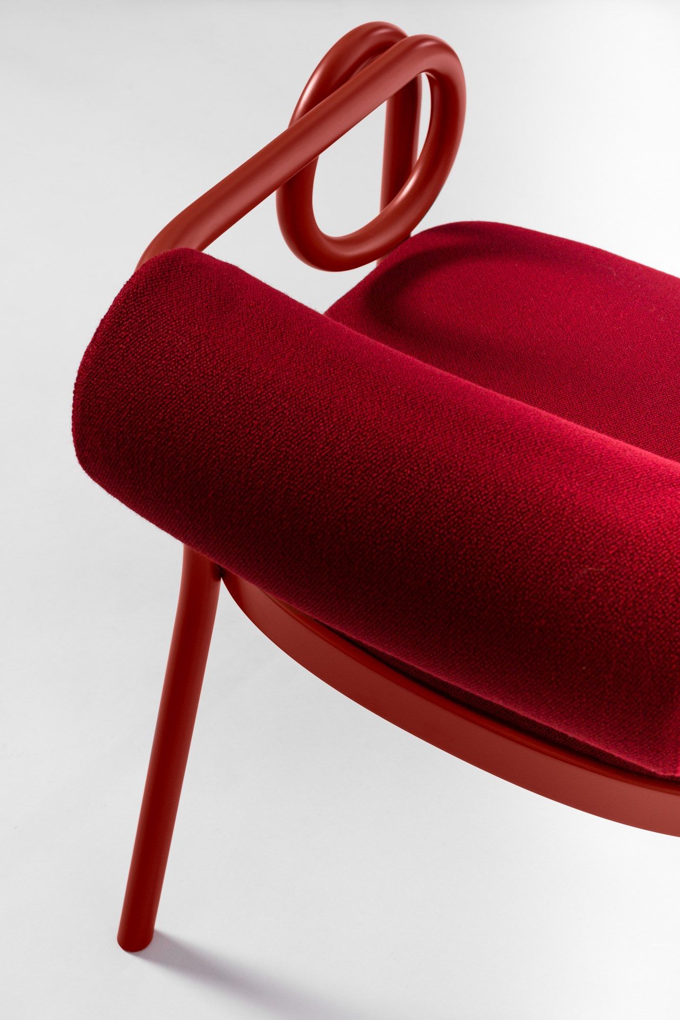 LOOP Easy chair with armrests By Wiener GTV Design | design India Mahdavi