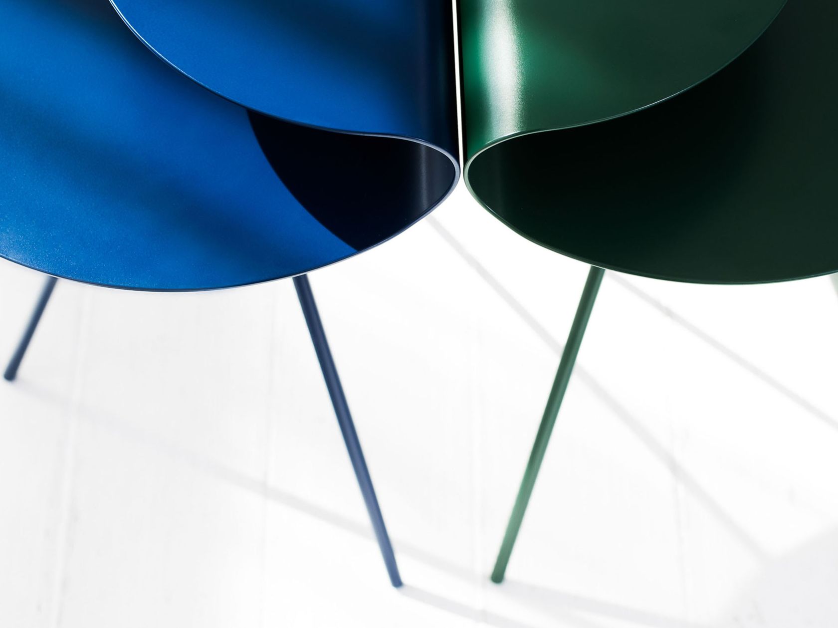 Steel side table LOOP By jot.jot design bonpart