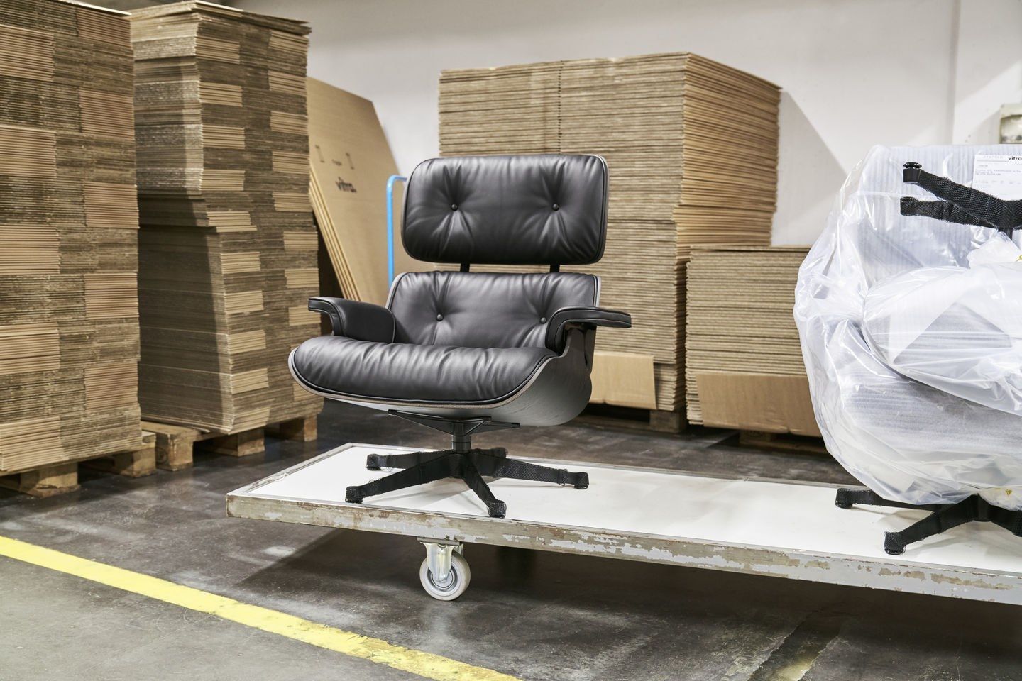 EAMES LOUNGE CHAIR & OTTOMAN BLACK VERSION Drehbarer Sessel aus Leder ...