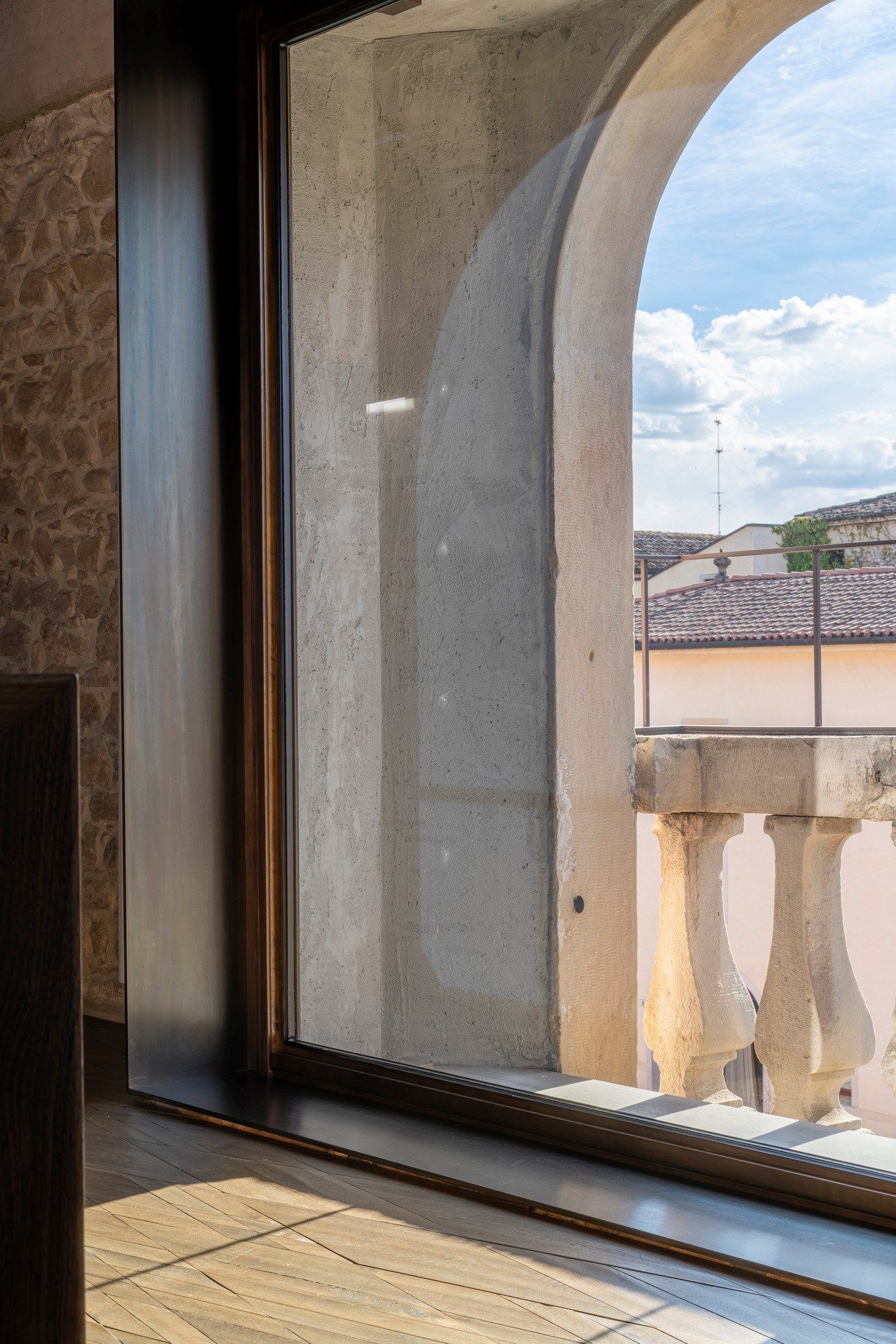 Horizontally pivoted window By Aria29