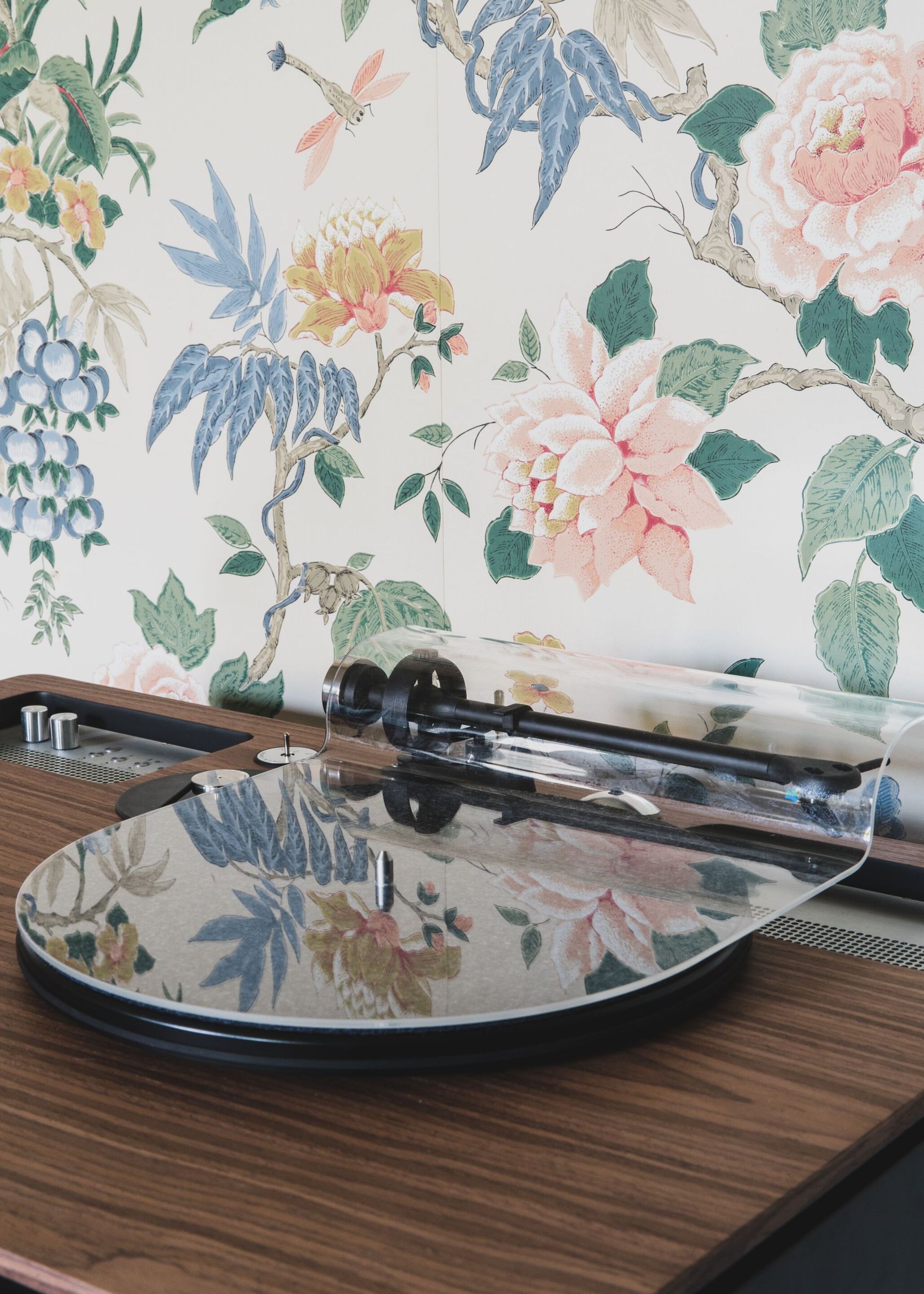LX TURNTABLE WALNUT Speaker By La Boite concept