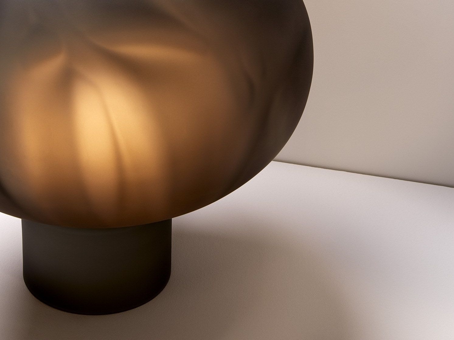 MÉNE | LED table lamp By Ross Gardam