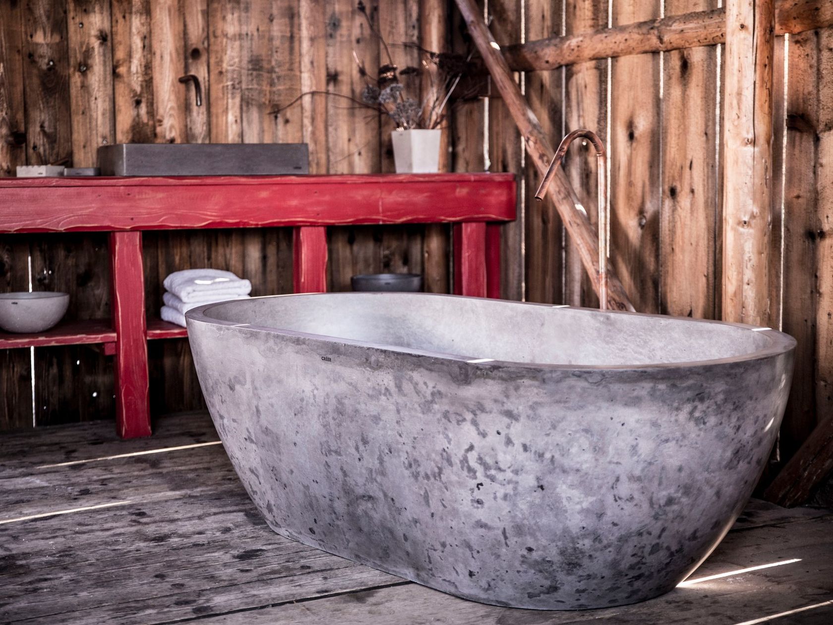 MAGNA Freestanding oval lightweight concrete bathtub By CRÉER